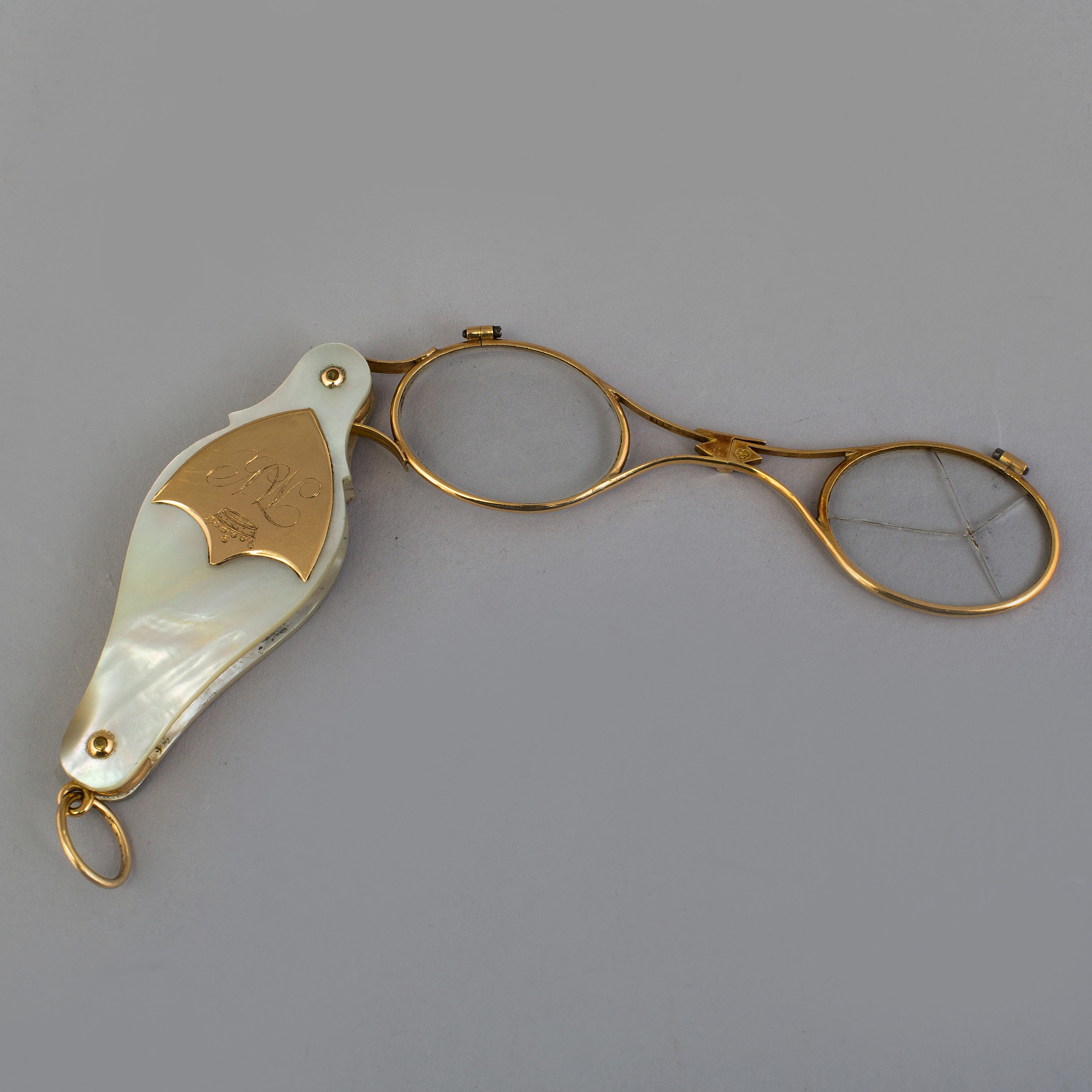 A PAIR OF LORGNETTES, 18 CARAT GOLD AND MOTHER OF PEARL, 1838. - Bukowskis