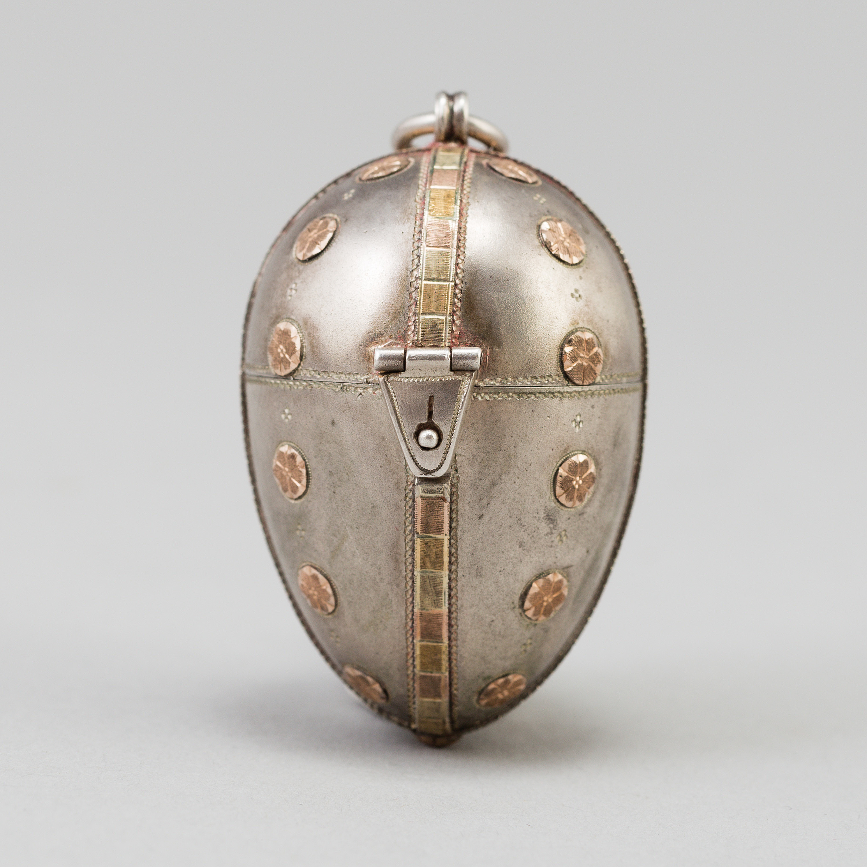 FINGERBORG, 18K guld med graverad dekor, Samuel Blomberg, Stockholm ...