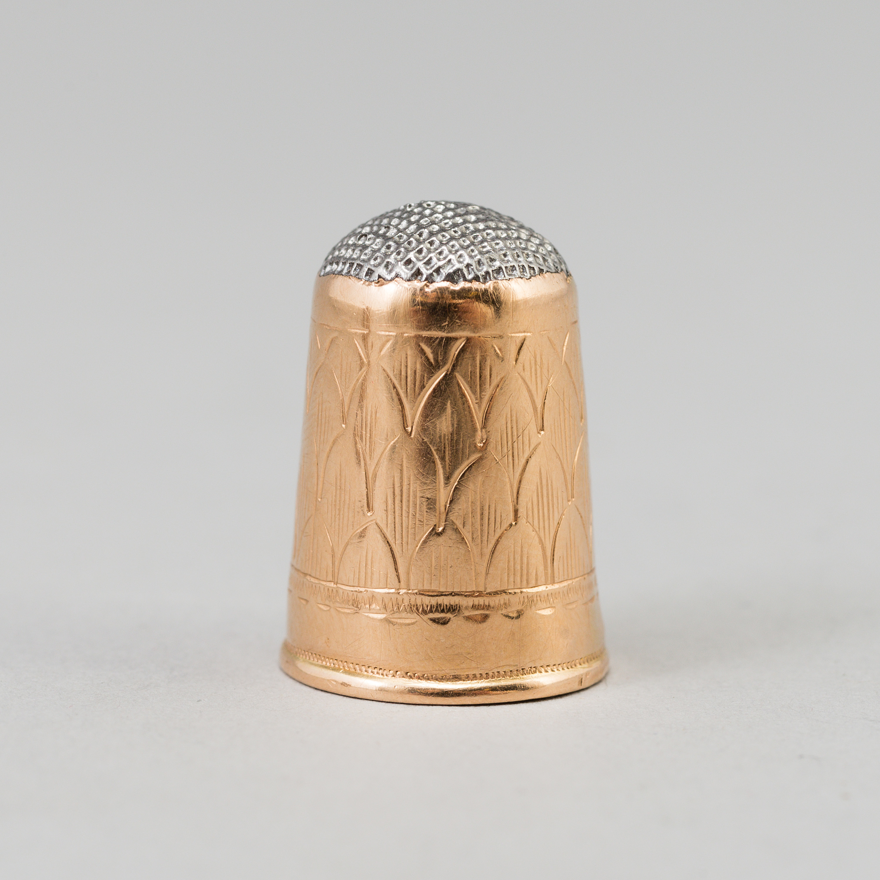 FINGERBORG, 18K guld med graverad dekor, Samuel Blomberg, Stockholm ...