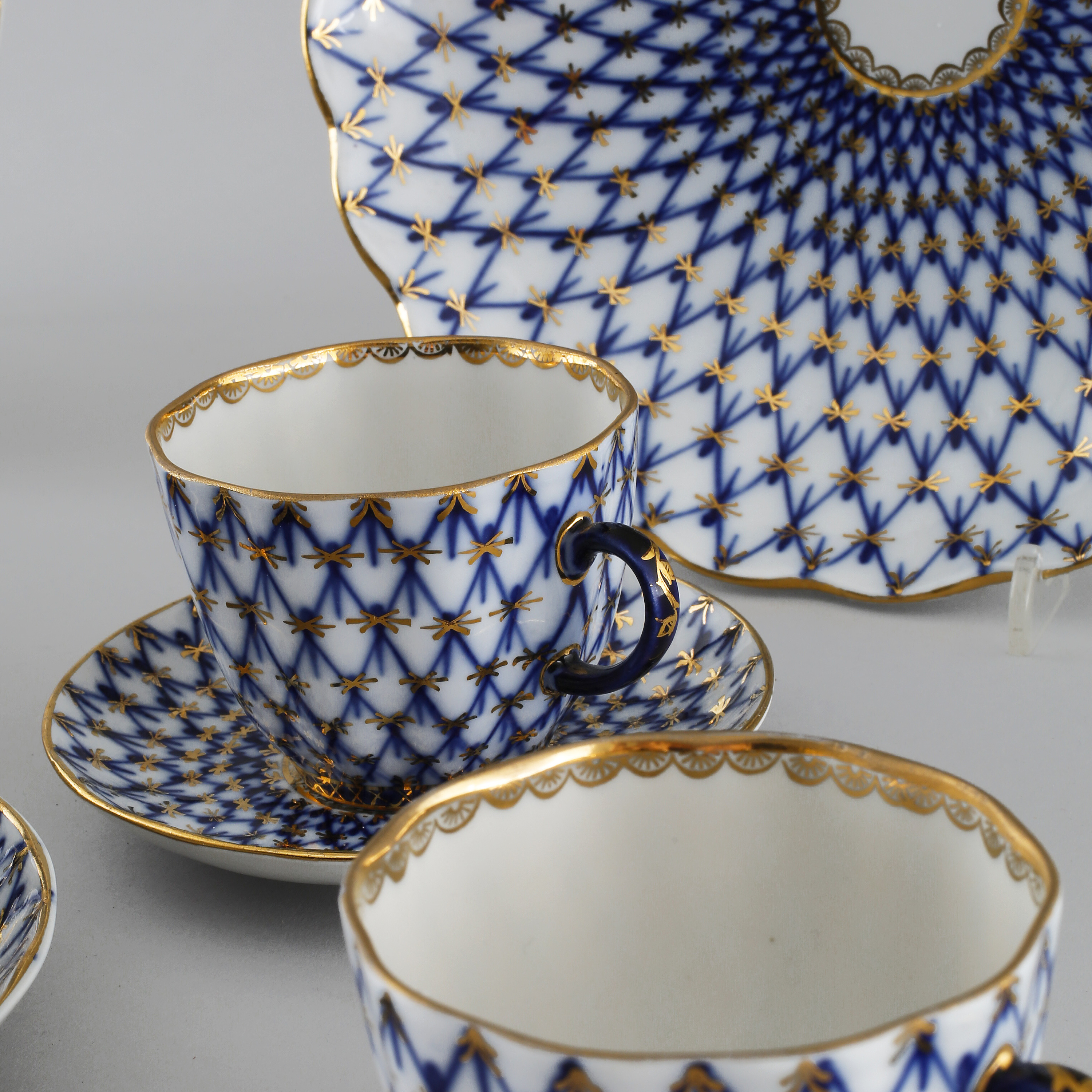 22 pieces of porcelain tableware, model "Cobolt net" from Lomonosov in ...