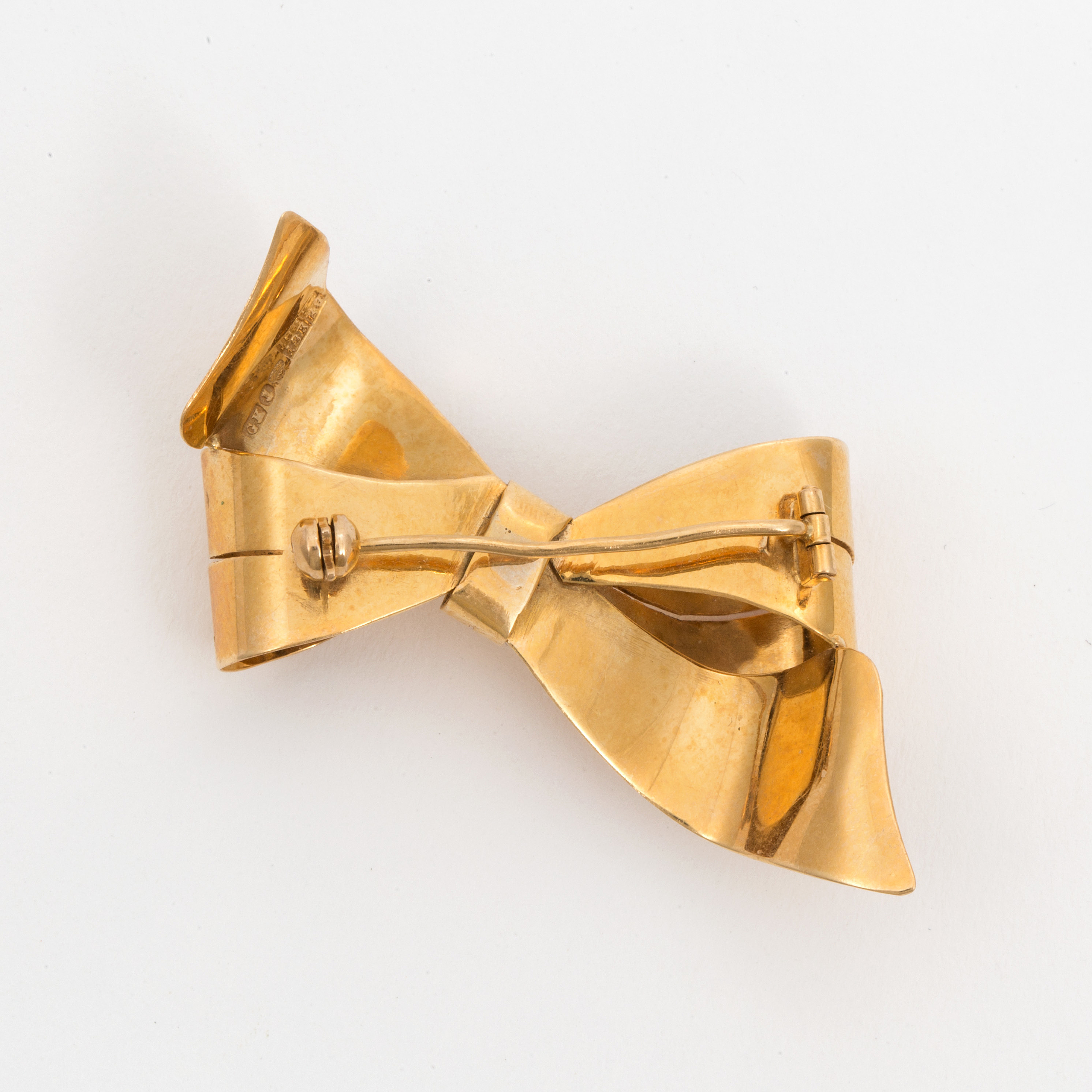A bow-shaped brooch. - Bukowskis