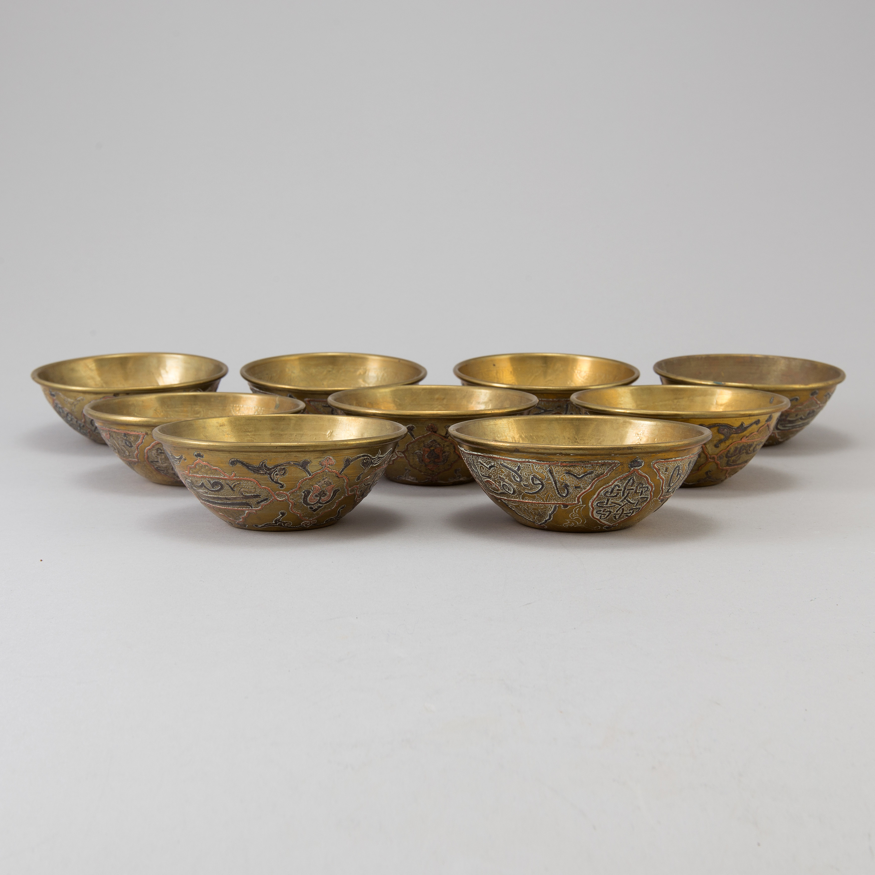 Nine egyptian bowls so called Cairoware from the year 1900. - Bukowskis