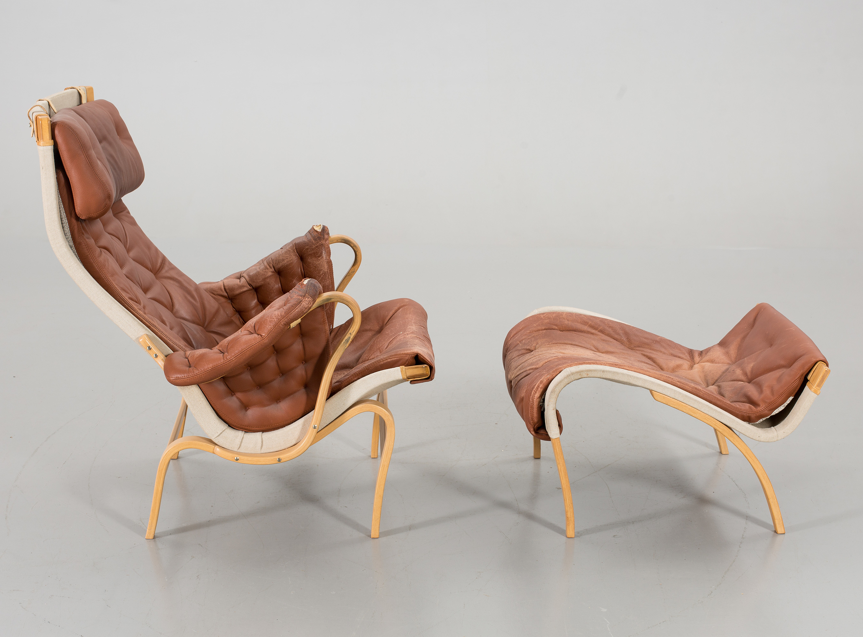 BRUNO MATHSSON, fåtölj med fotpall, "Pernilla", DUX. - Bukowskis