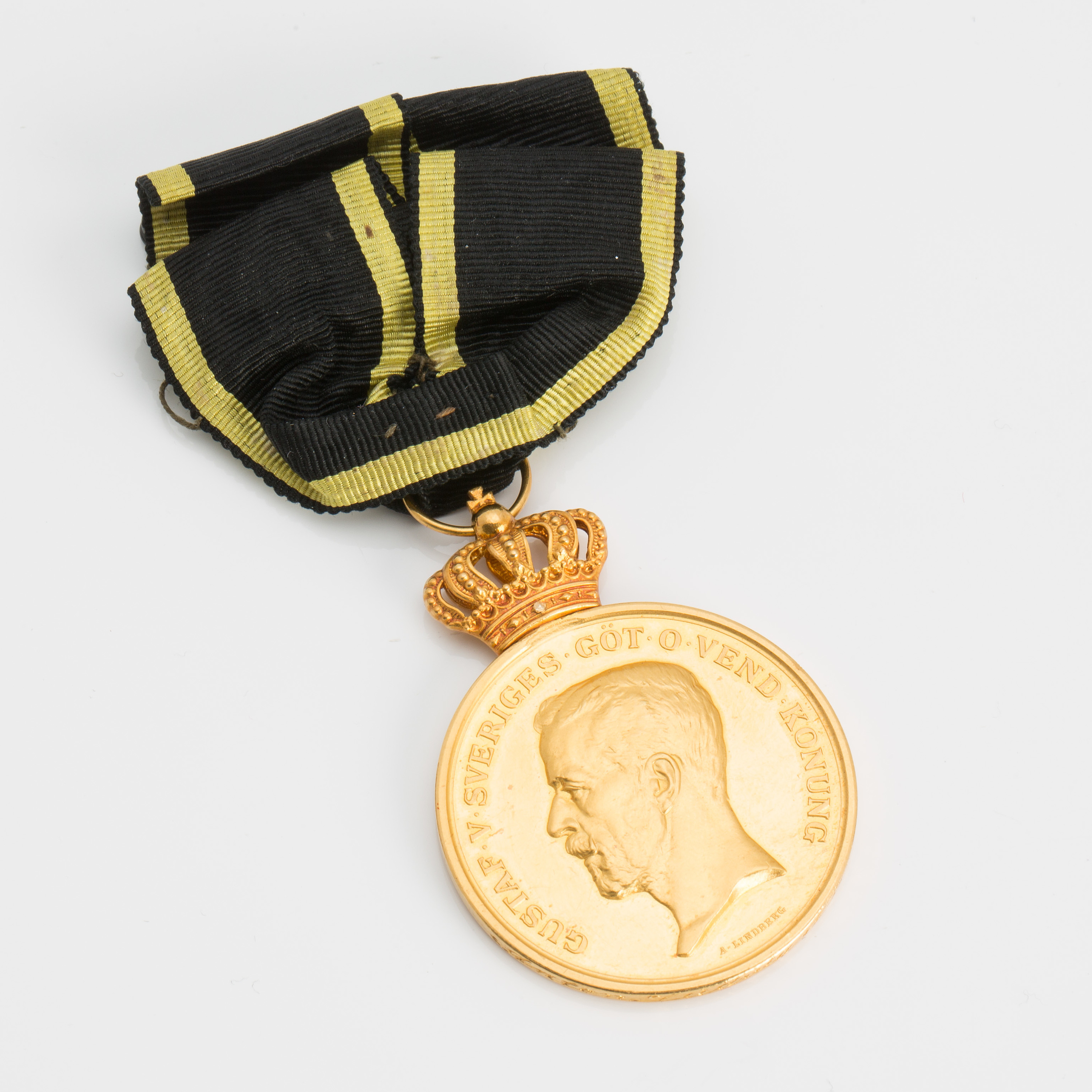 MEDALJ, 18 k guld, Pro Patria, Gustaf V, 1919. Vikt ca 30 gram. - Bukowskis