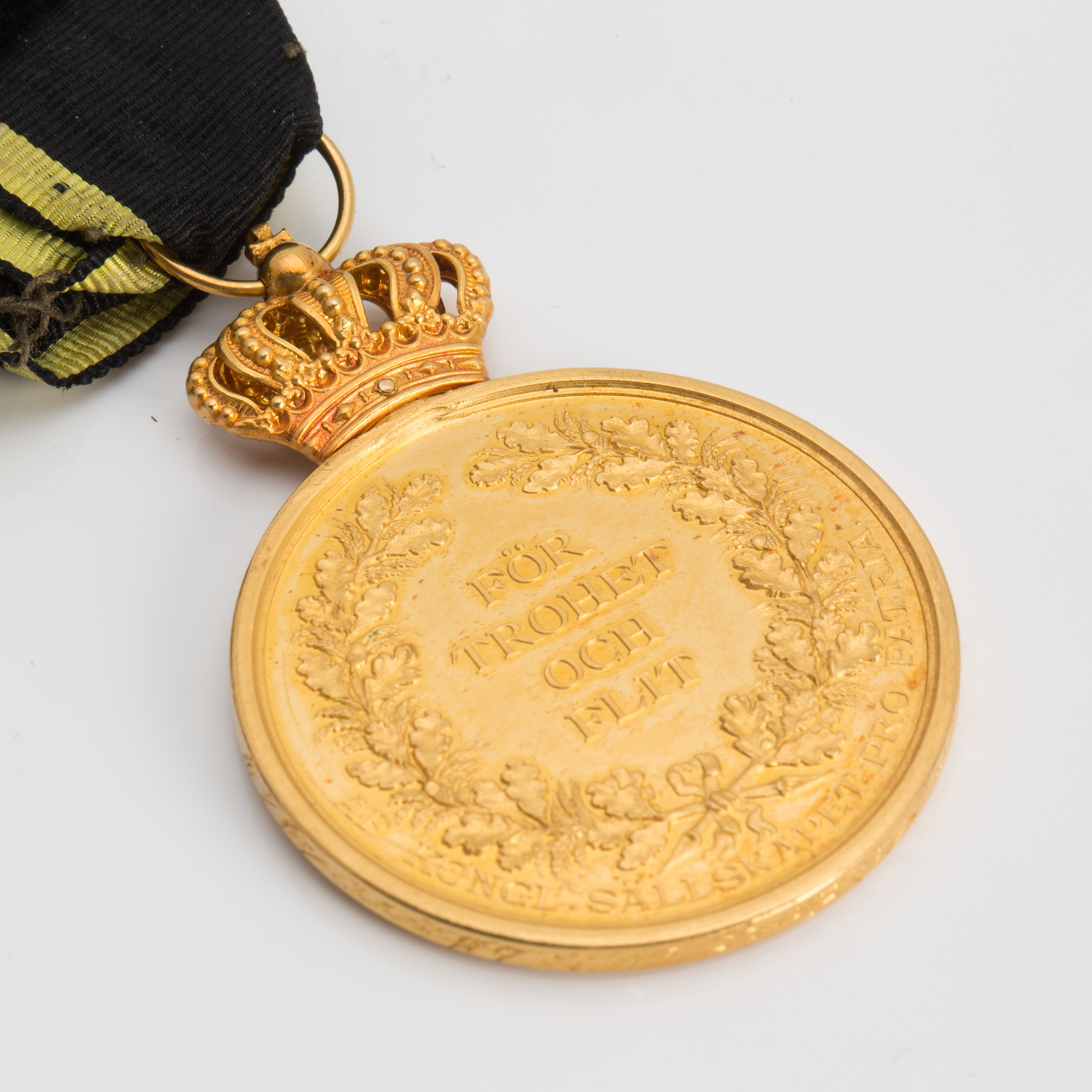 MEDALJ, 18 k guld, Pro Patria, Gustaf V, 1919. Vikt ca 30 gram. - Bukowskis