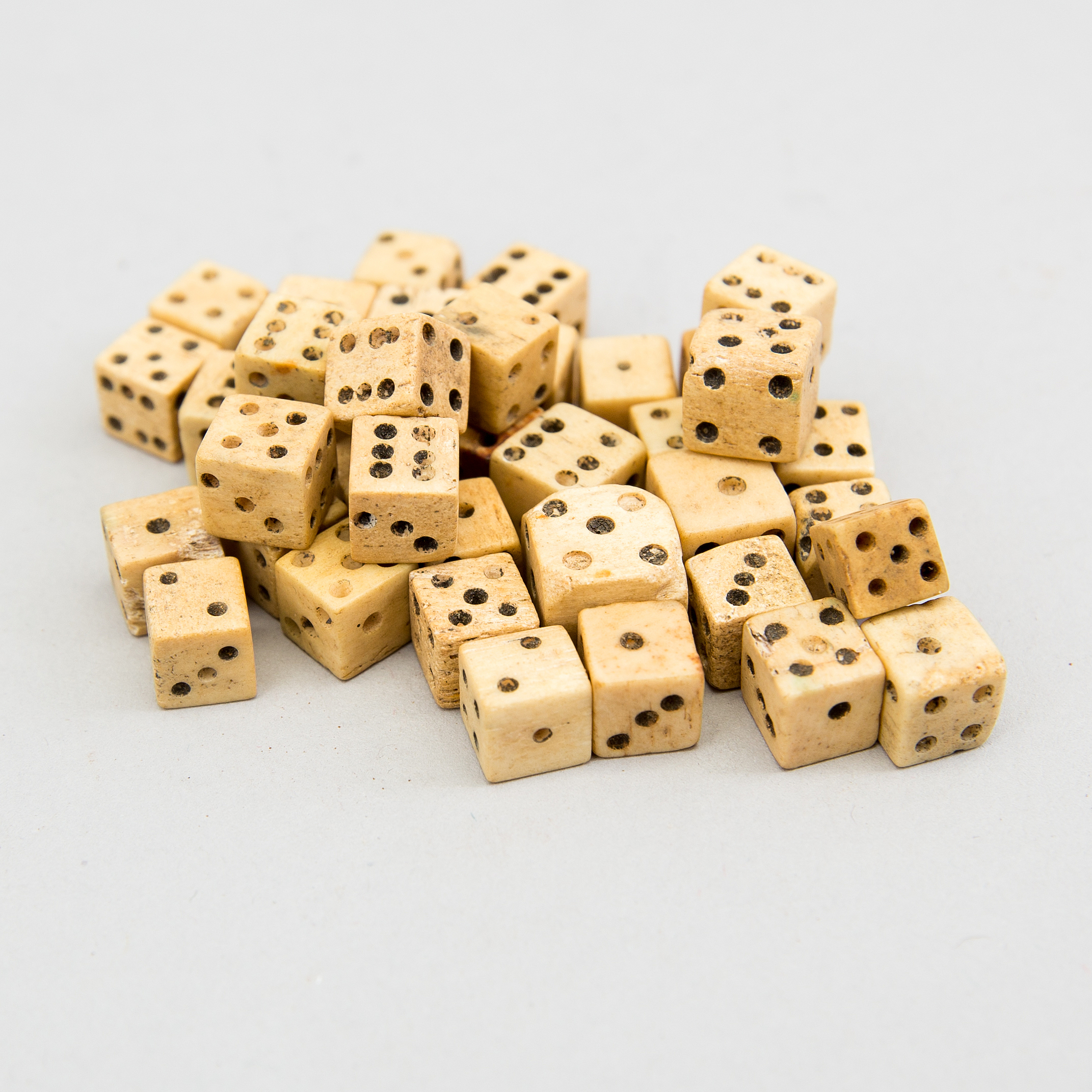 38 BONE MINIATURE DICE, 19th century. - Bukowskis