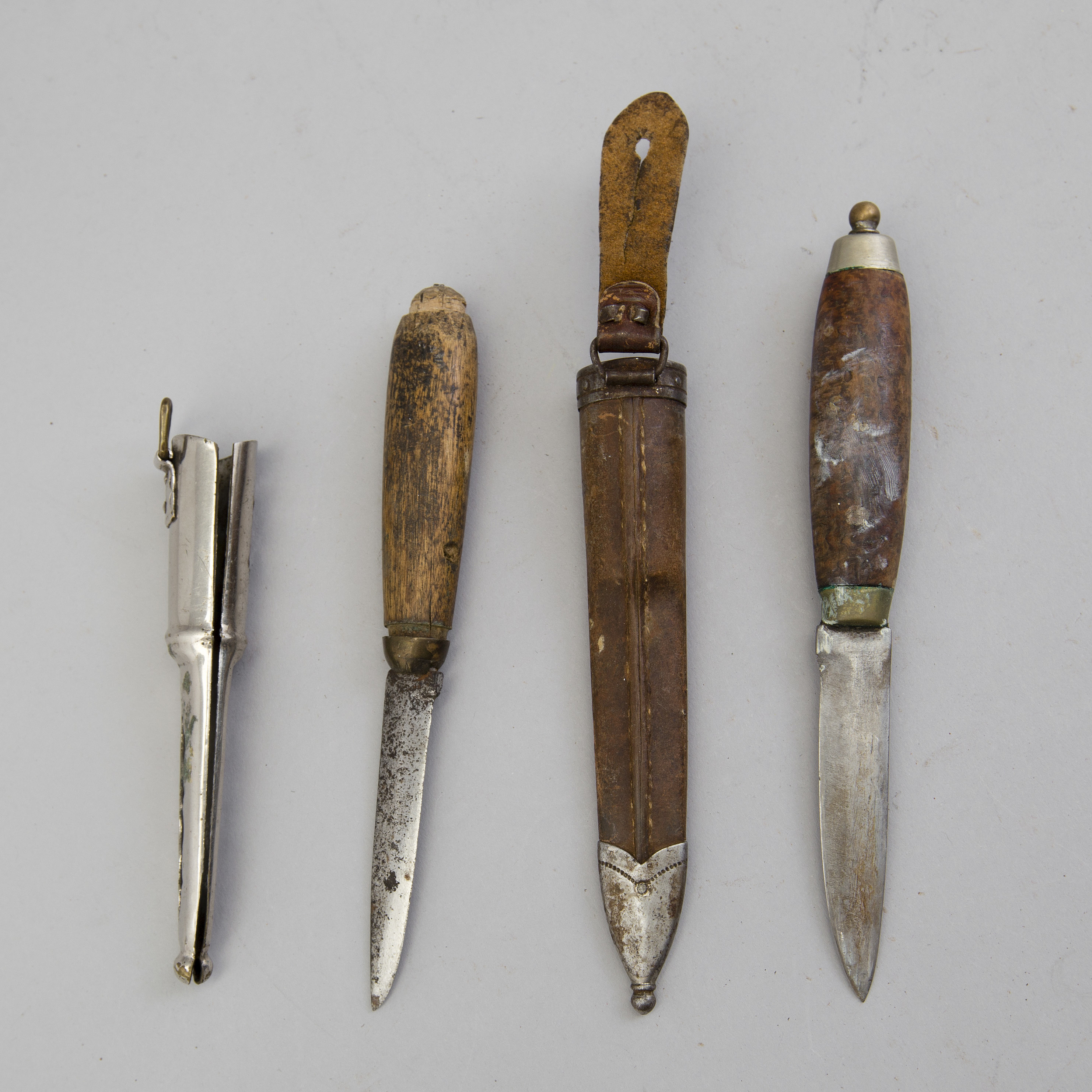 TWO SWEDISH KNIVES, 19th/20th century. - Bukowskis