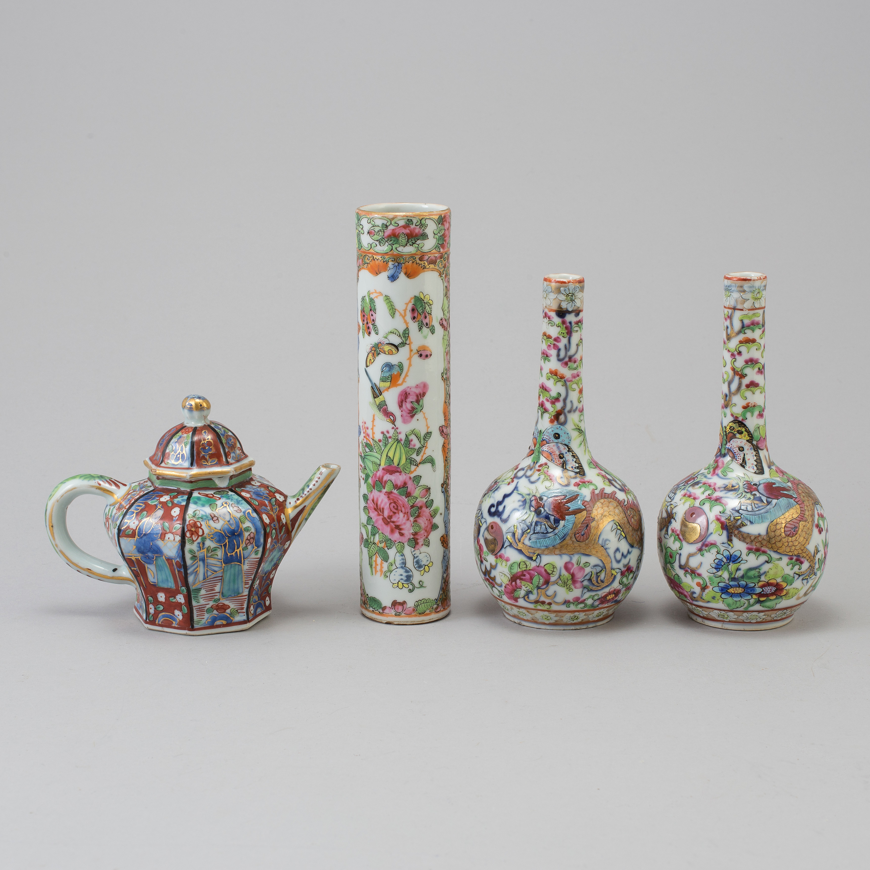 TÉKANNA samt VASER, 3 stycken, porslin, Kina, 1800-tal. - Bukowskis