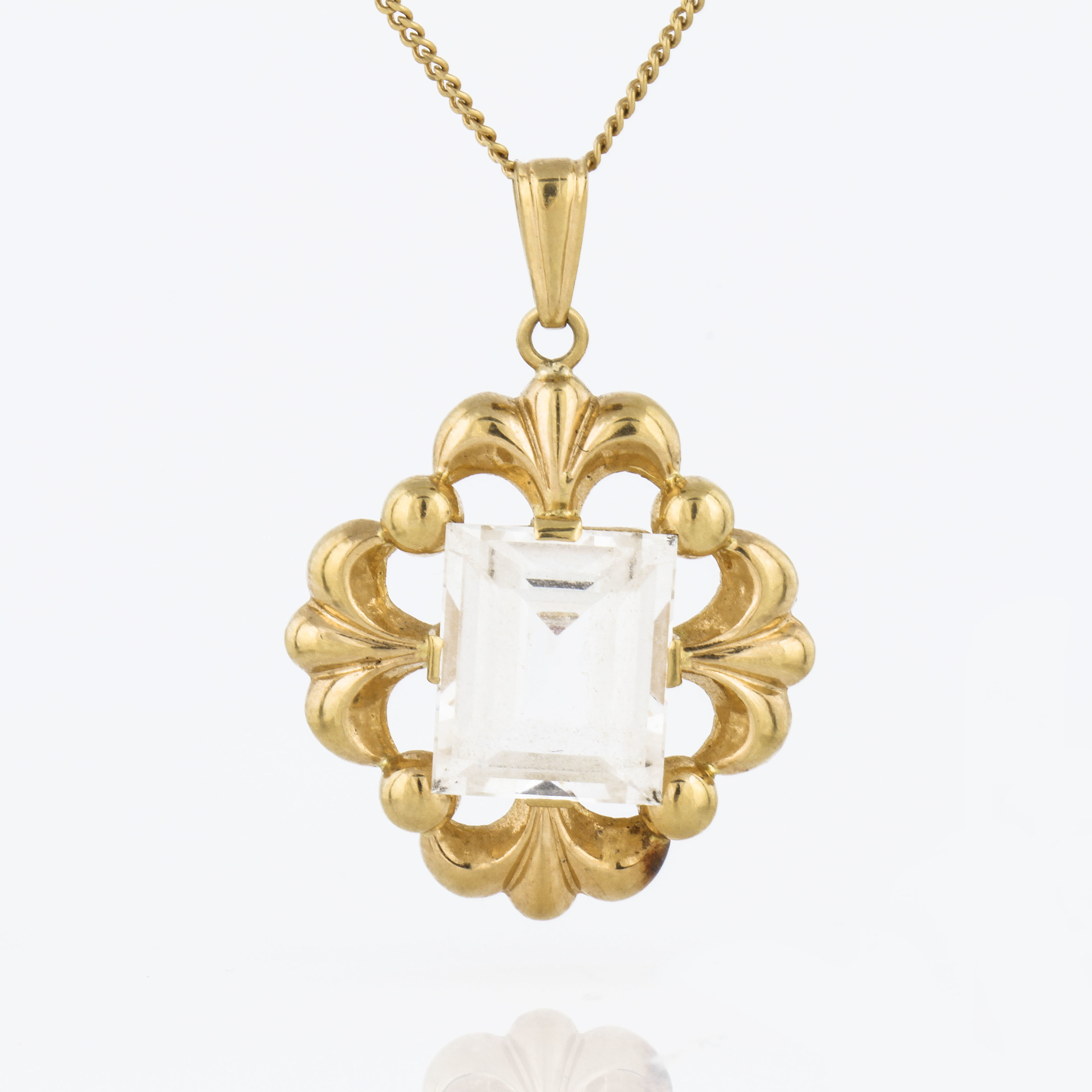 A synthetic spinell pendant by Trege, Göteborg, 1952. - Bukowskis