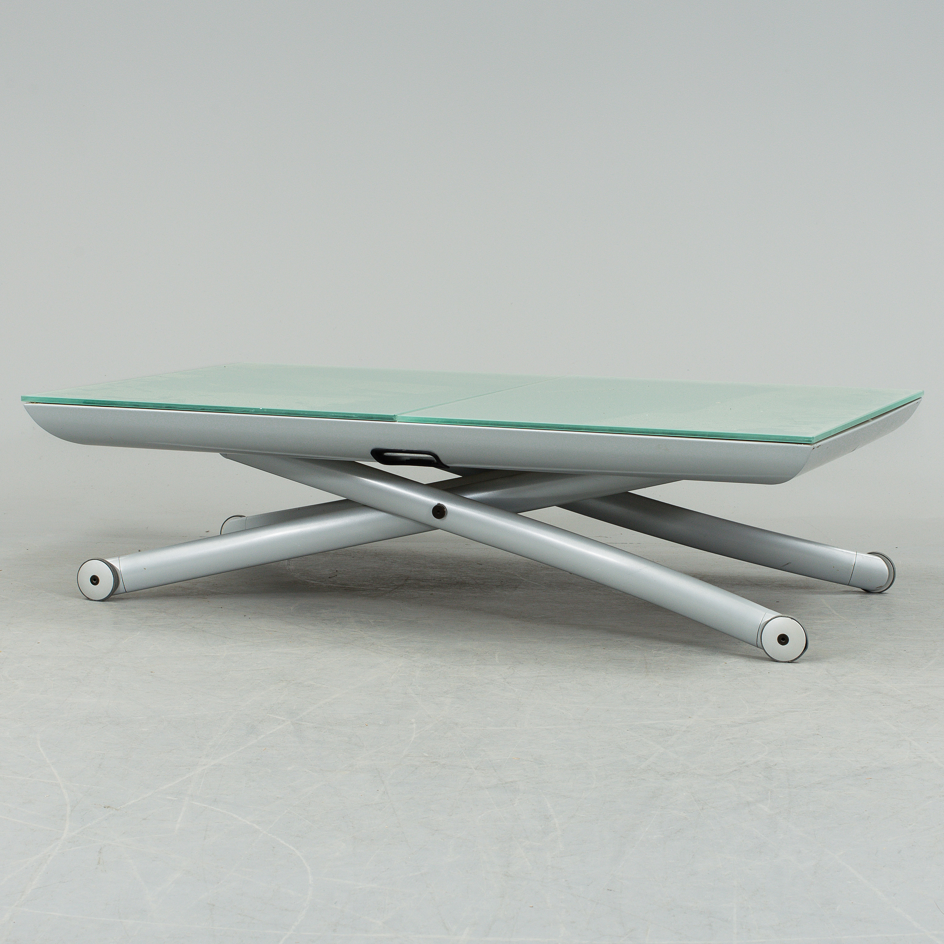 A "yo yo" table by Ligne Roset in the 2000's. - Bukowskis