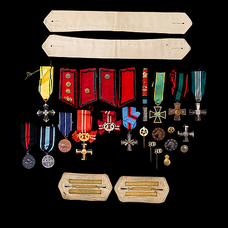 A 40 piece set of Finnish medals, badges and deeds of transfer from II ...