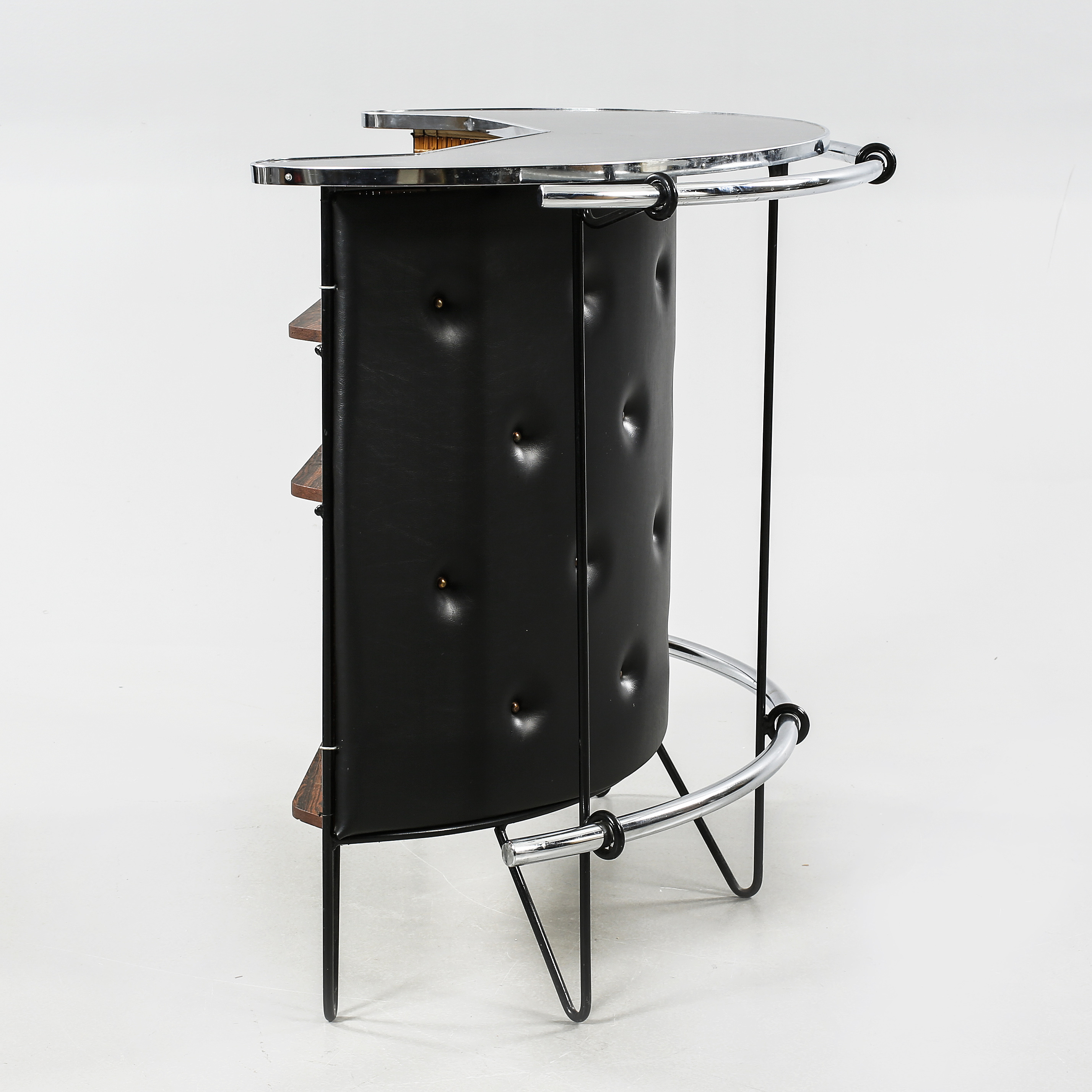 A 1950/60s bar counter with three bar stools. - Bukowskis