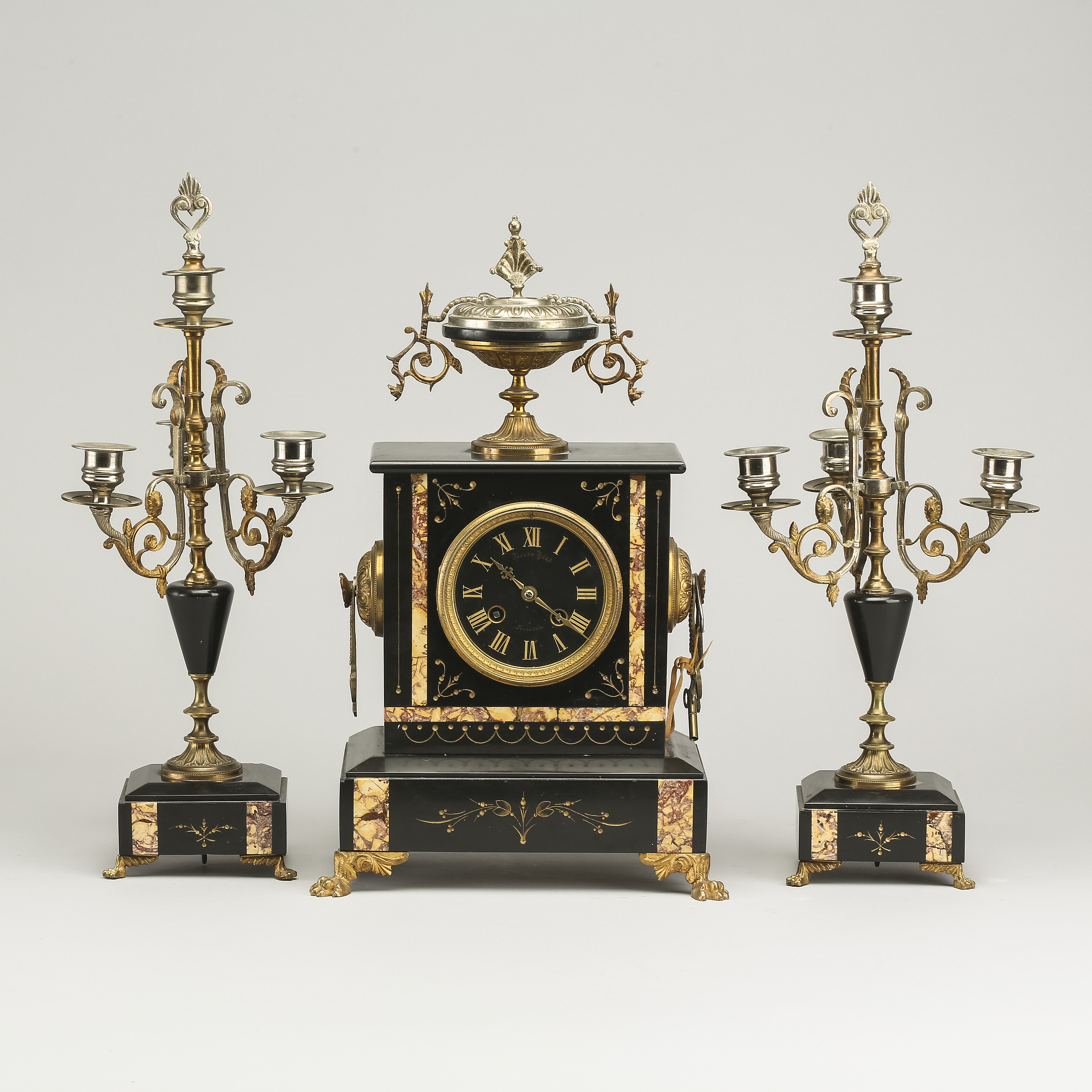 A BRASS AND MARBLE CLOCK GARNITURE BY JOSEF LEJA STOCKHOLM. - Bukowskis