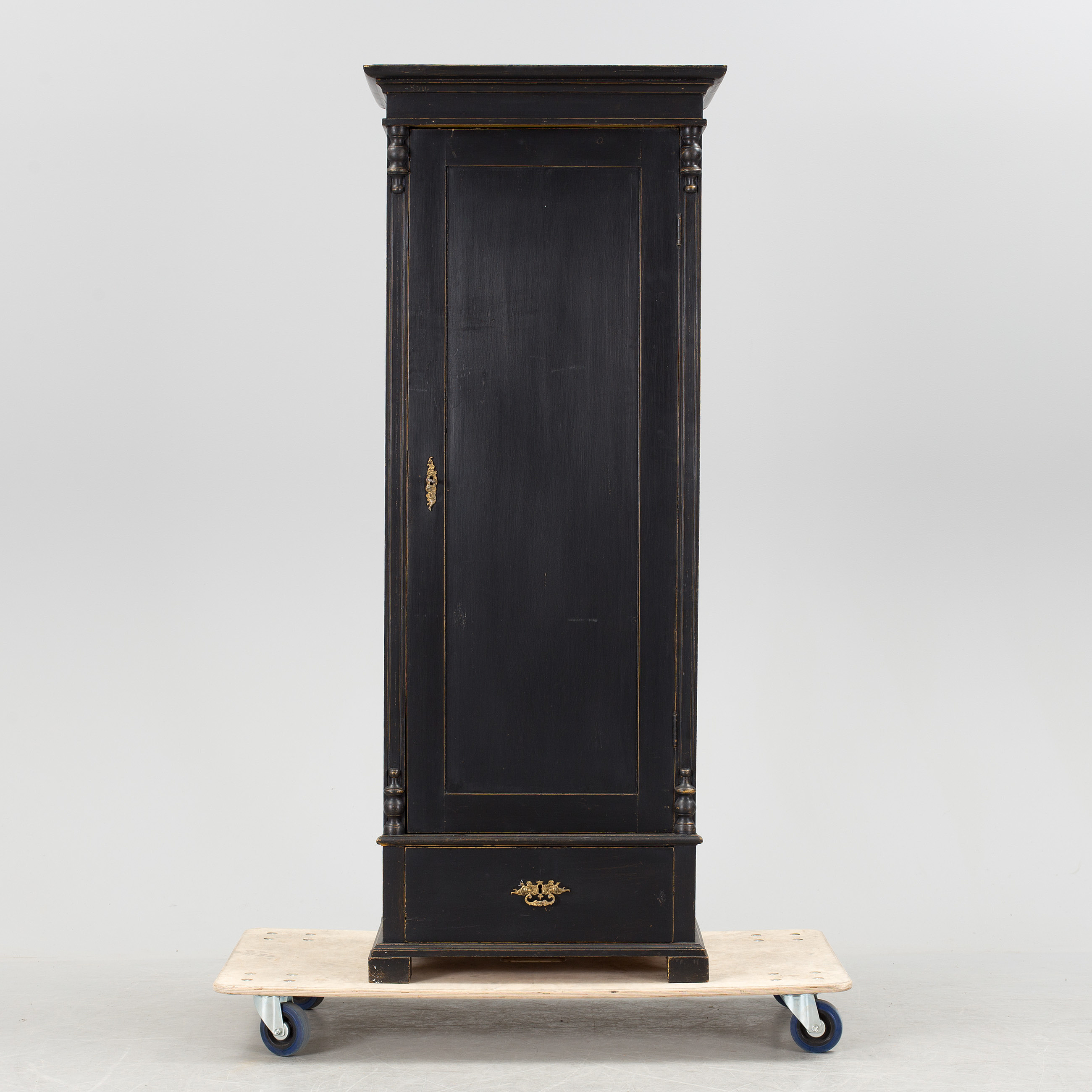 A late 1800s cabinet. - Bukowskis