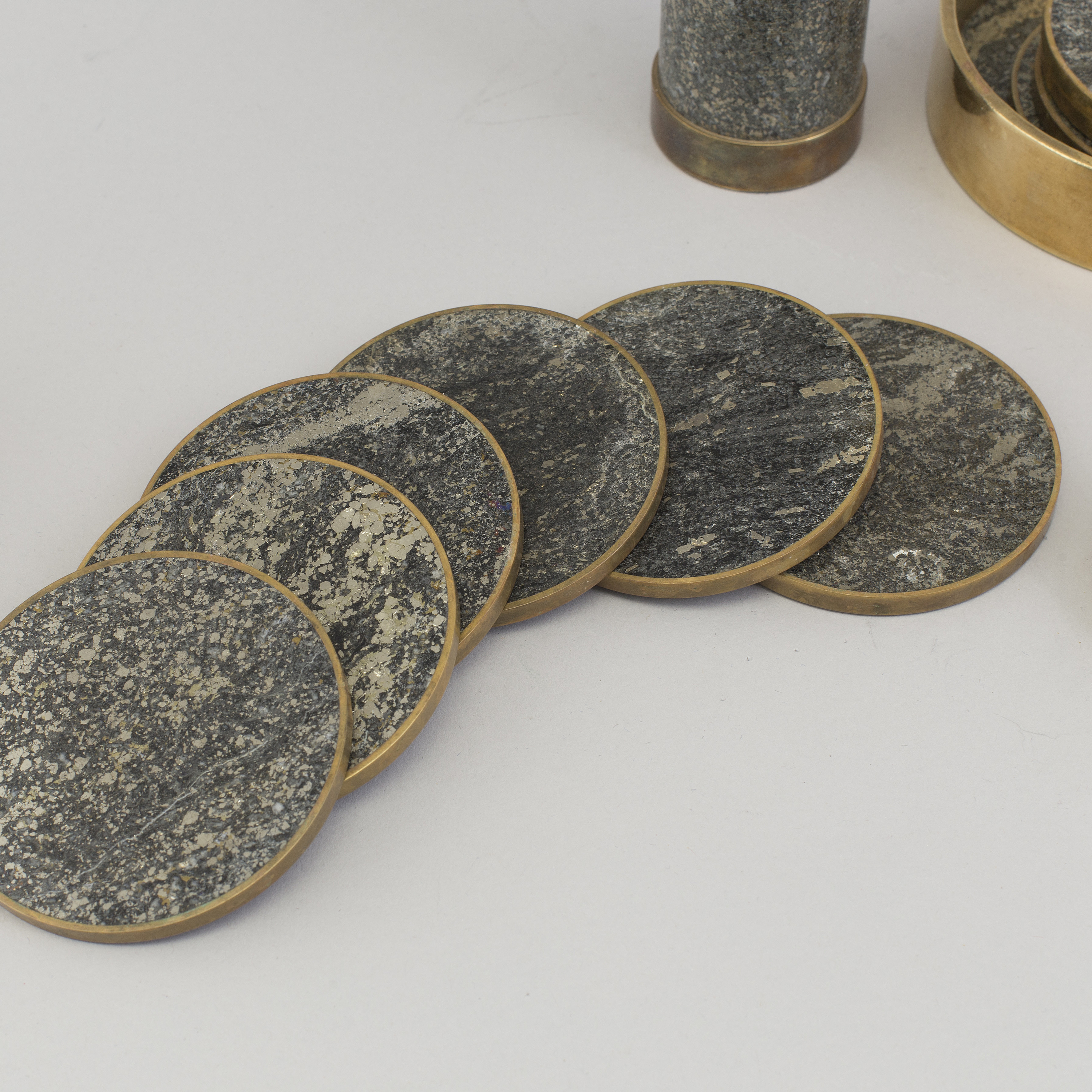 COASTERS, LJUSSTAKE samt KUVERTASKKOPPAR, 22 delar, mässing samt sten ...