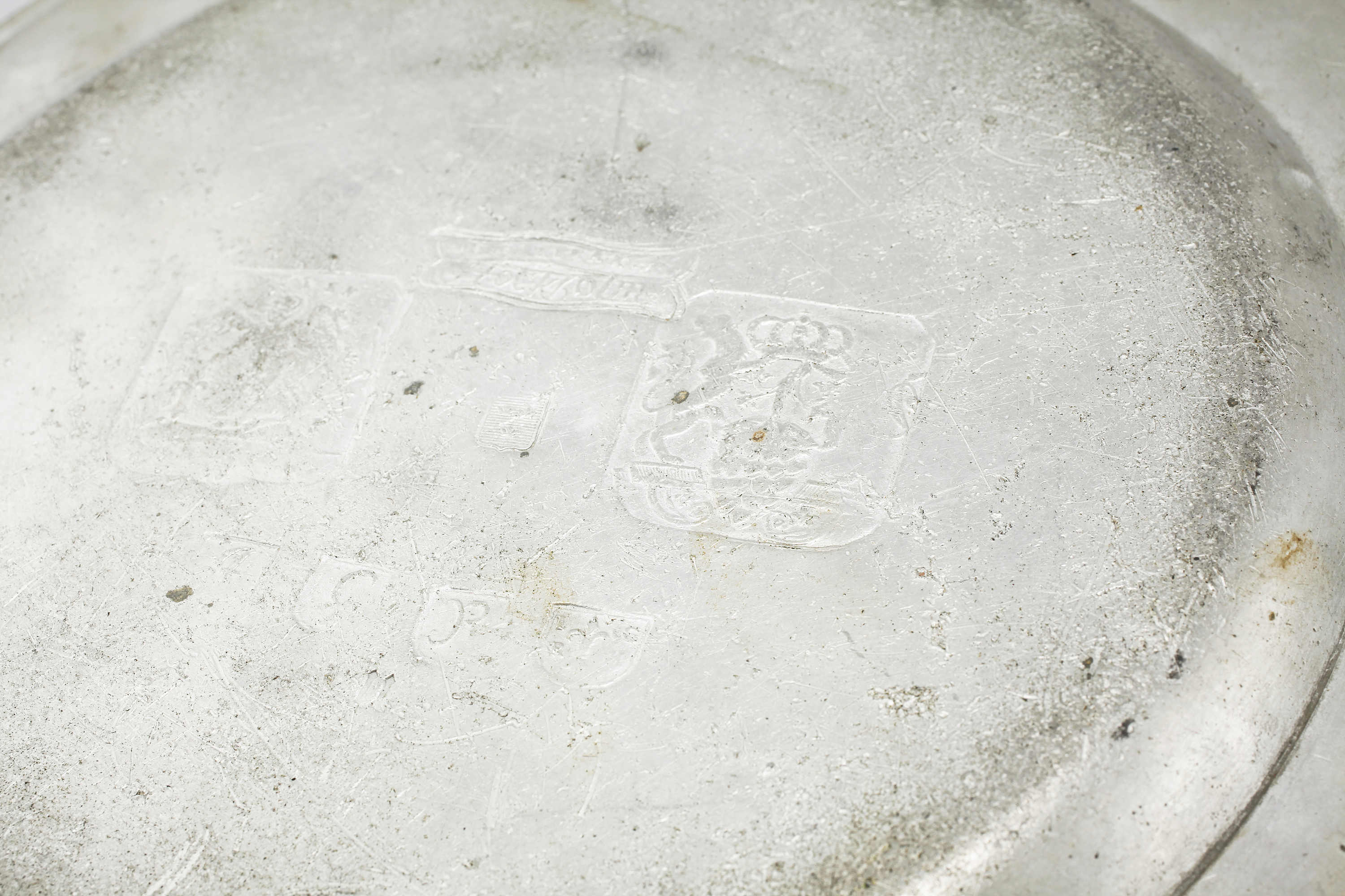 TALLRIKAR, ett par, tenn, Johan Gustaf Ryman, Stockholm, 1778. - Bukowskis