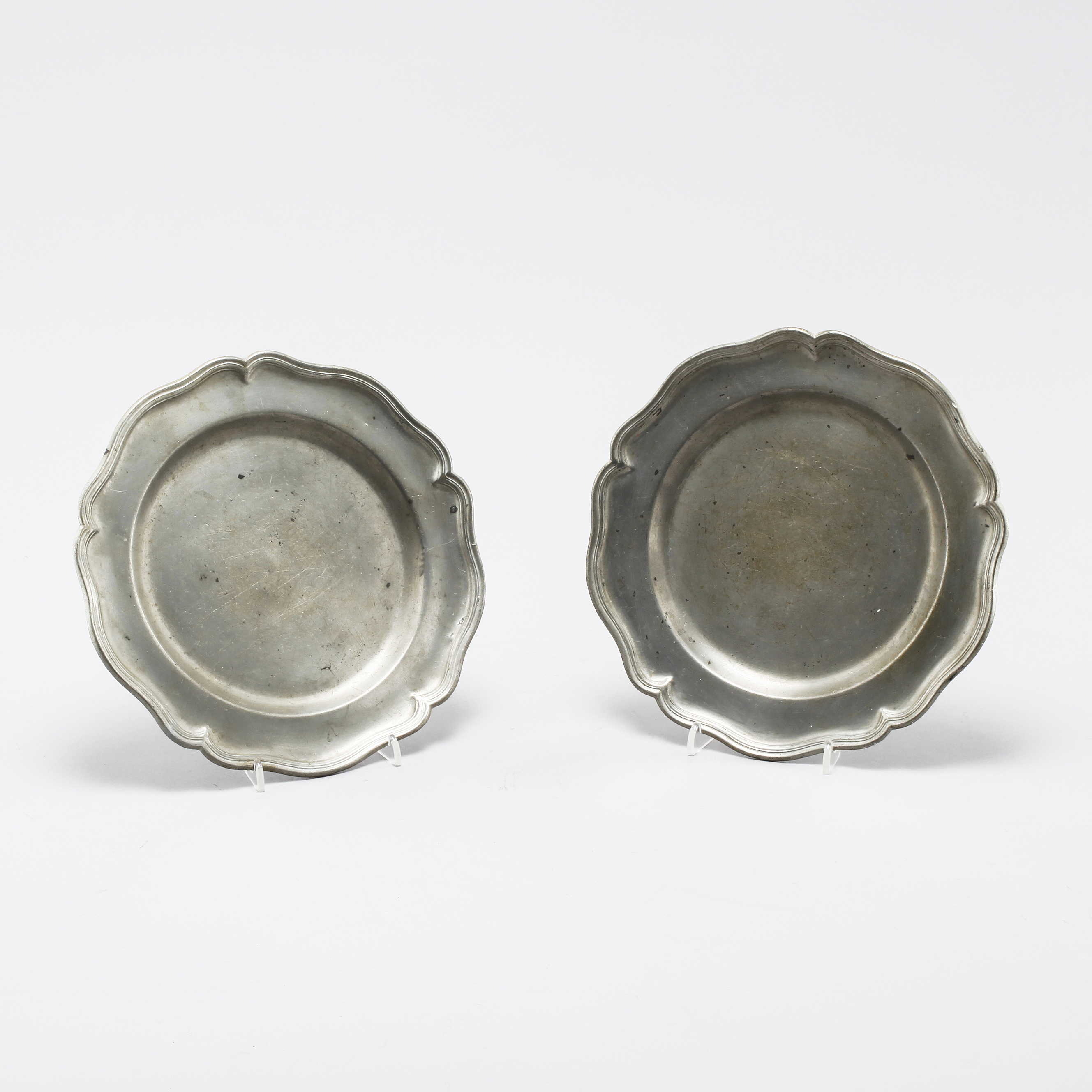 TALLRIKAR, ett par, tenn, Johan Gustaf Ryman, Stockholm, 1778. - Bukowskis