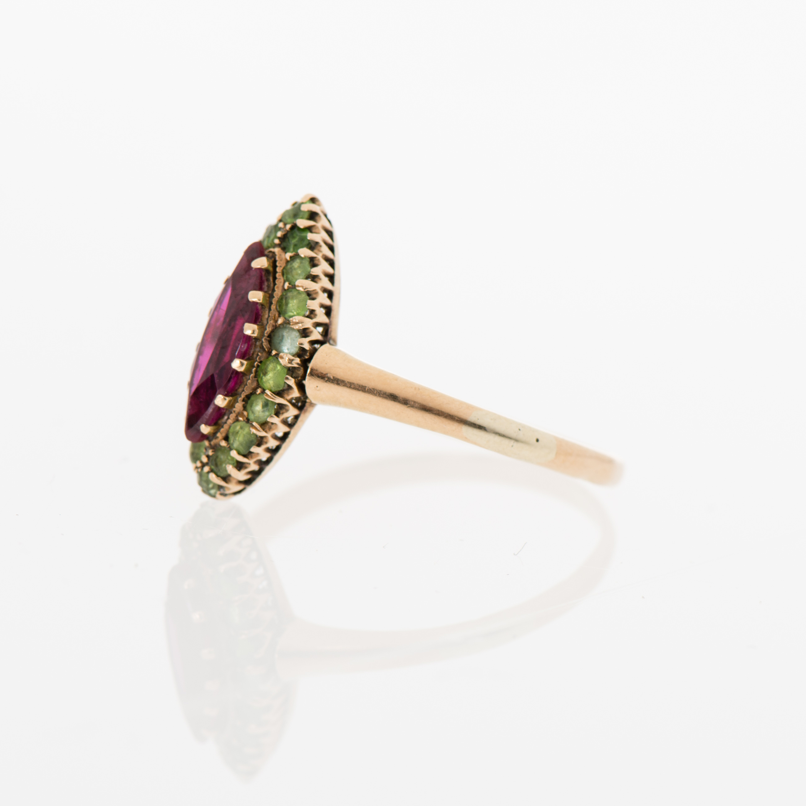 RING, syntetisk rubin, demantoid granater, 18K guld. - Bukowskis