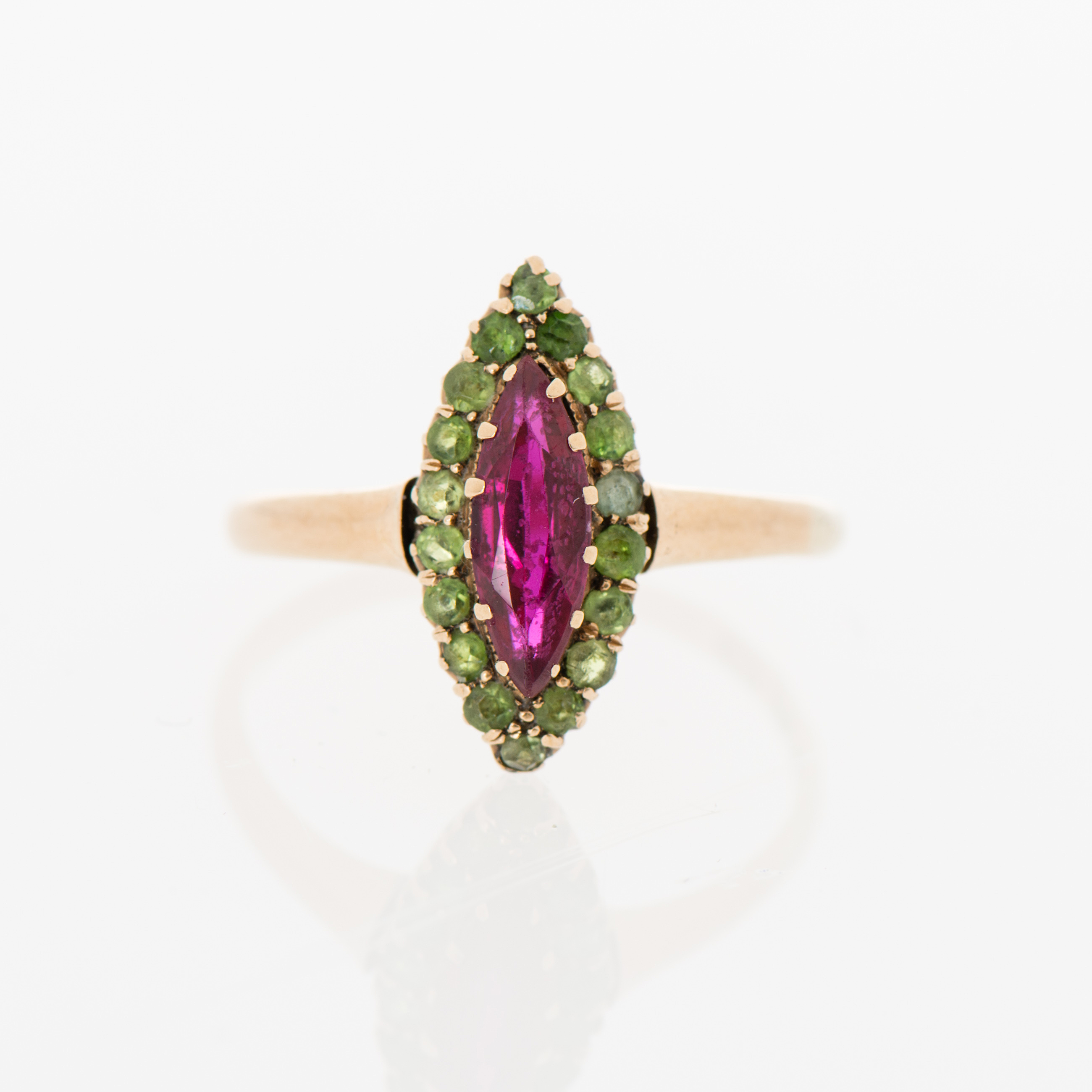 RING, syntetisk rubin, demantoid granater, 18K guld. - Bukowskis