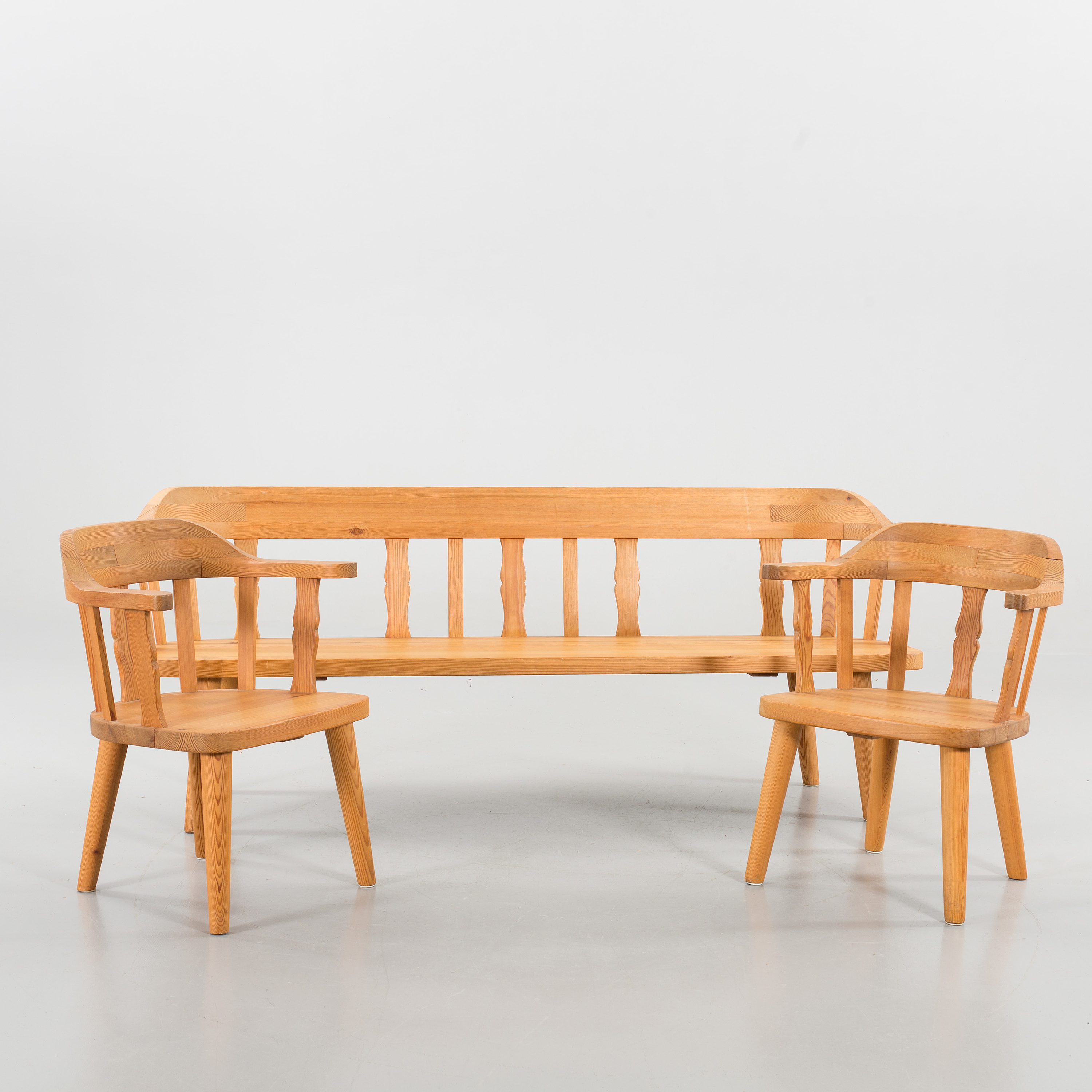 A PINE SOFA AND A PAIR OF PINE ARMCHAIRS. - Bukowskis