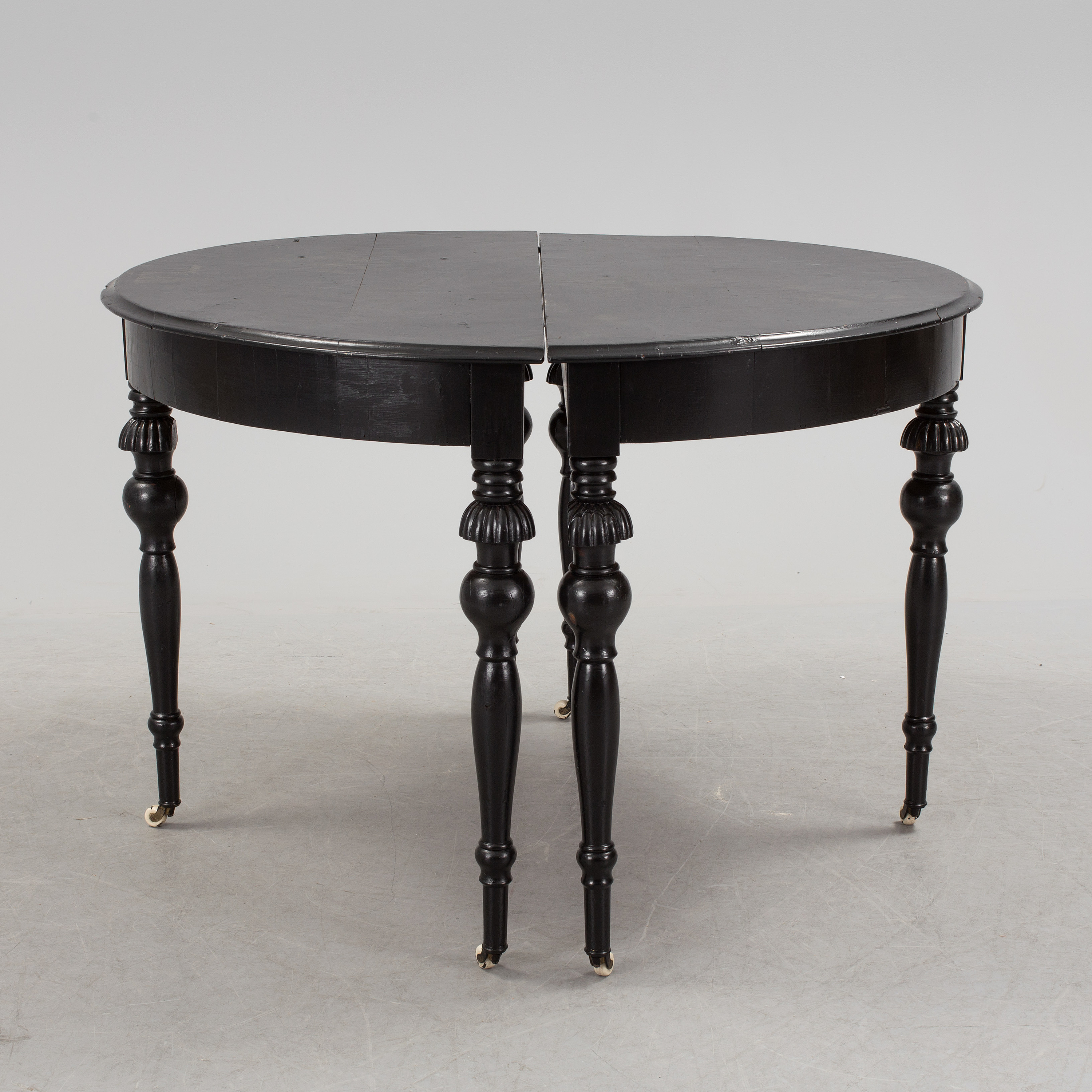 A mid 19th century dinner table. - Bukowskis