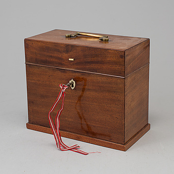 a Swedish empire box with three glass bottles. - Bukowskis