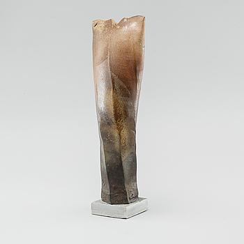 A stoneware sculpture by STEVEN JONES, signed. - Bukowskis