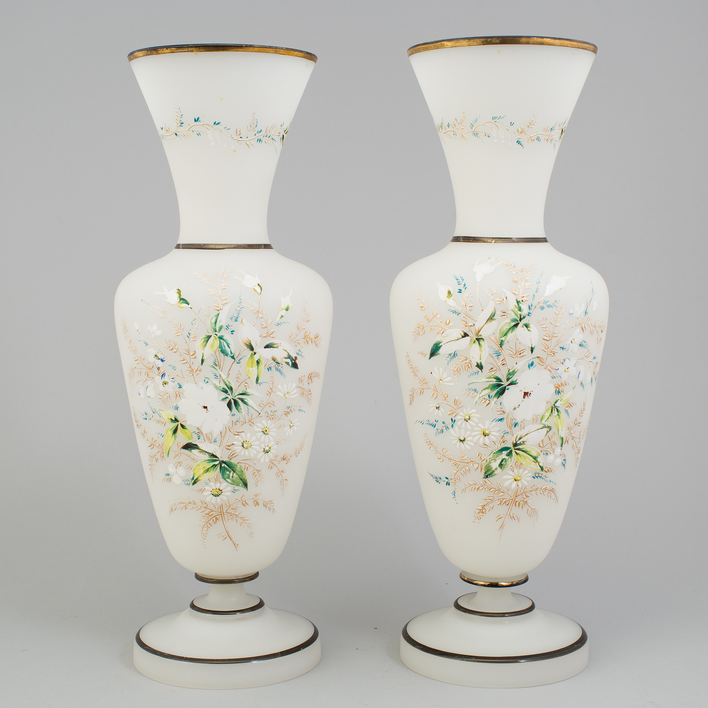 A pair of glass vases, presumably Russia around 1900. - Bukowskis