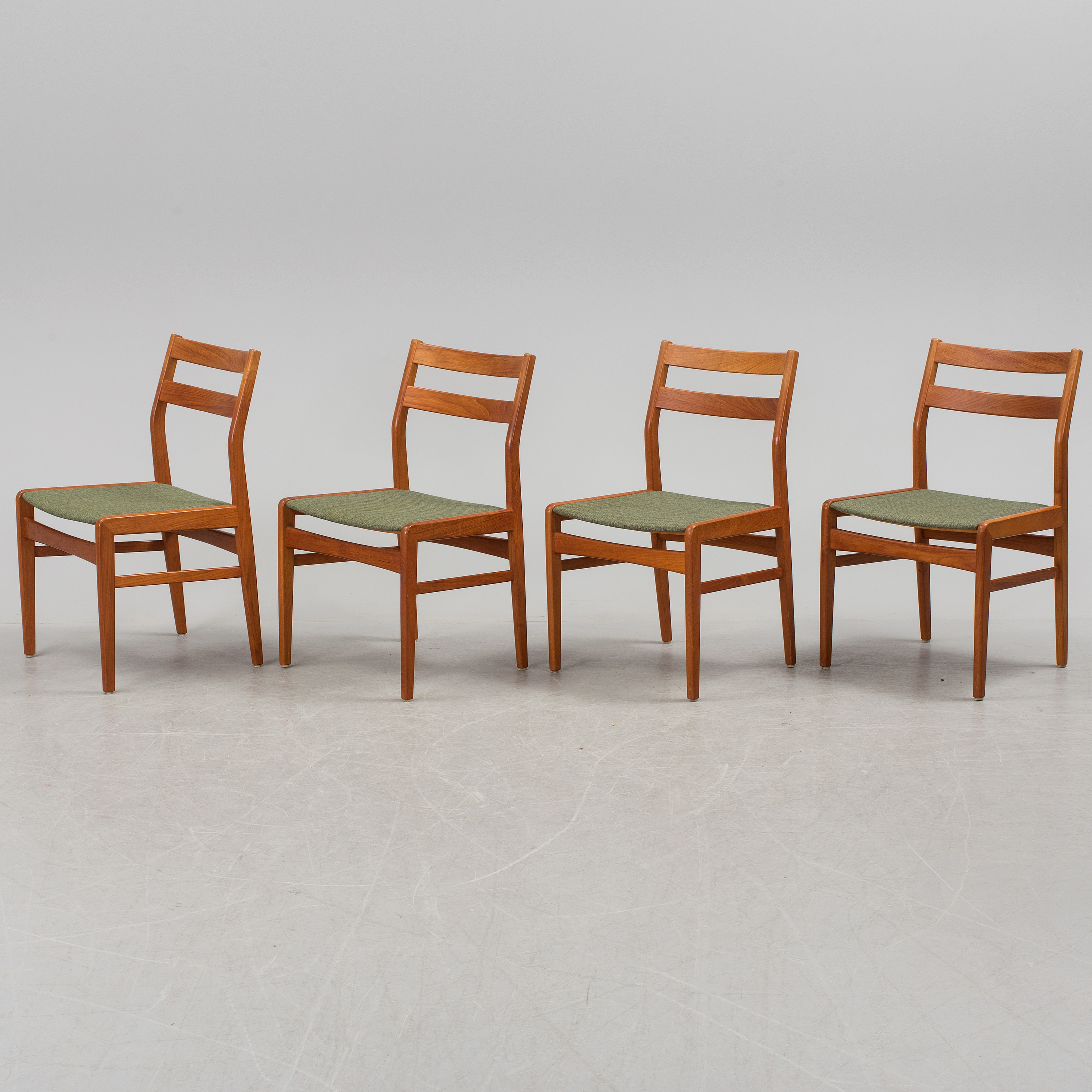 A set of four 20th century chairs. - Bukowskis