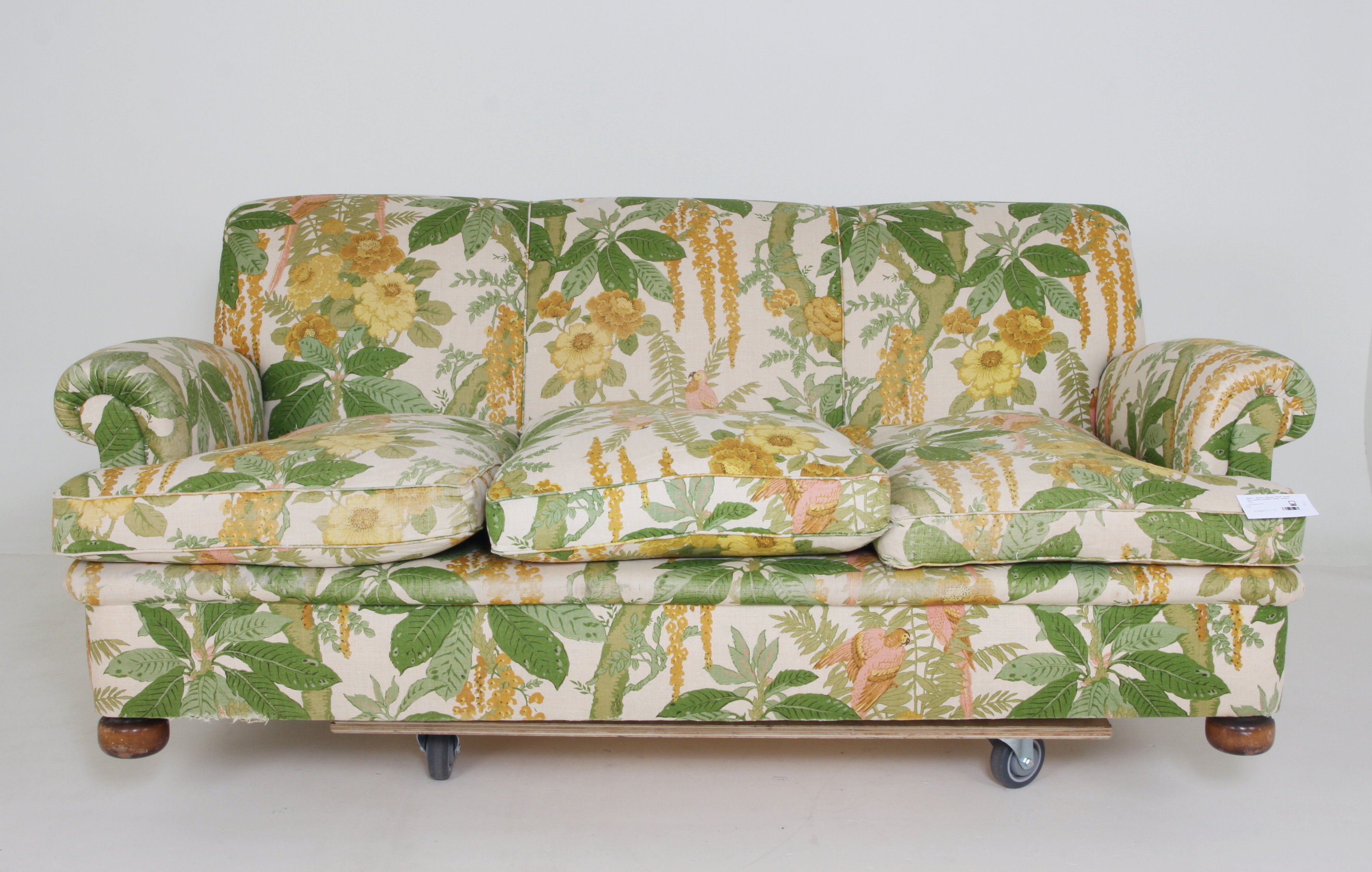 SOFFA, design Josef Frank för firman Svenskt Tenn, modell 703. - Bukowskis