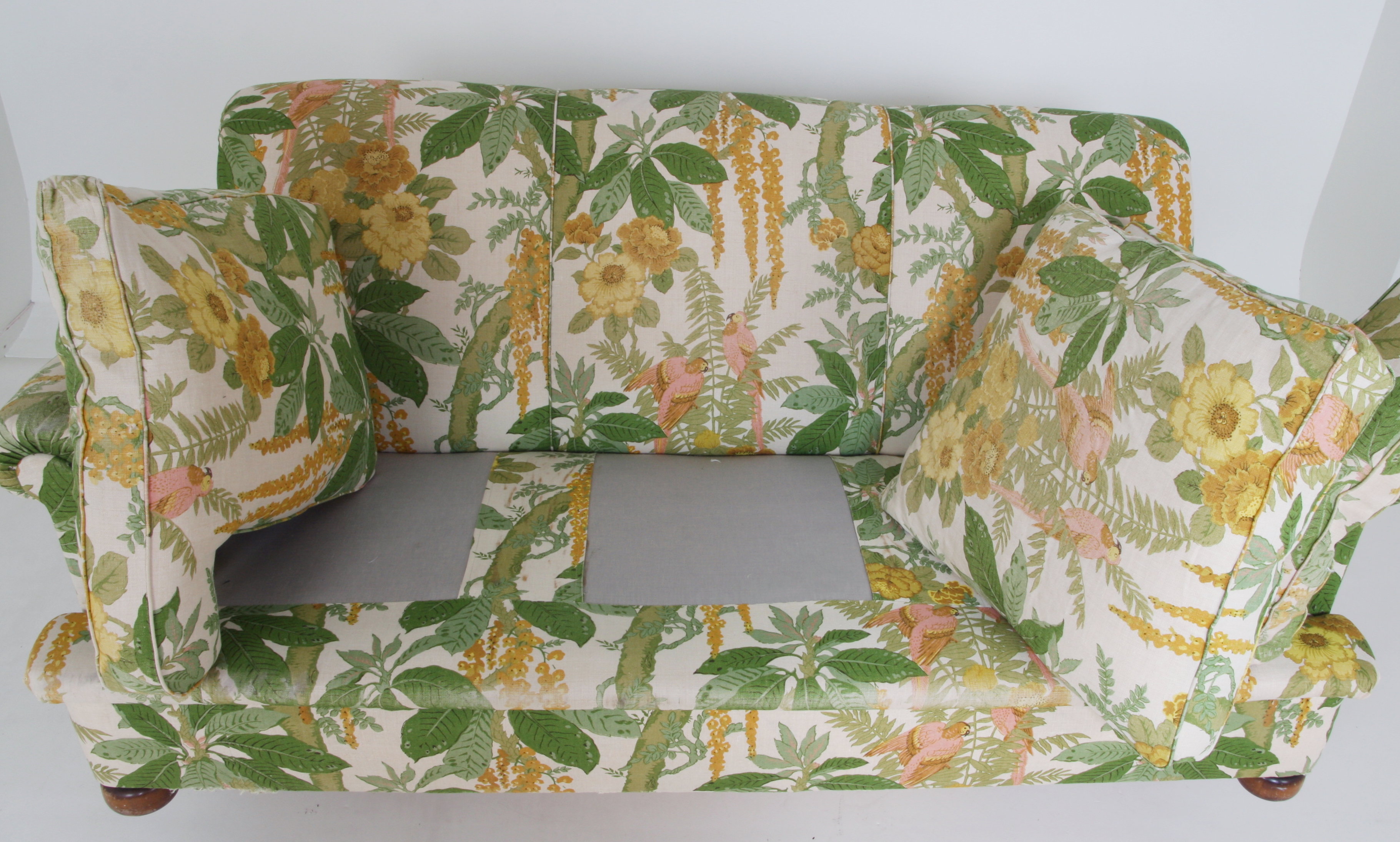 SOFFA, design Josef Frank för firman Svenskt Tenn, modell 703. - Bukowskis