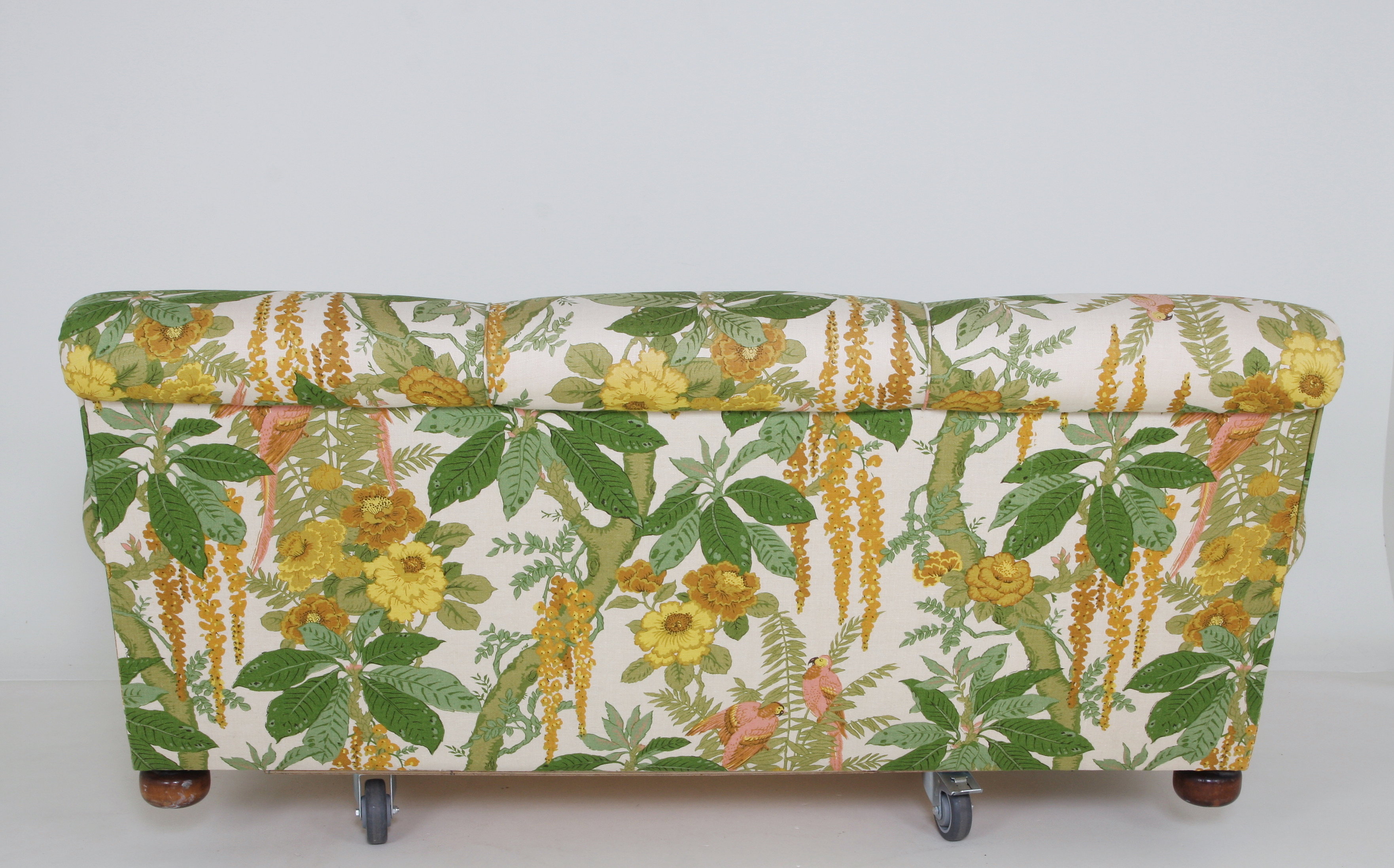 SOFFA, design Josef Frank för firman Svenskt Tenn, modell 703. - Bukowskis