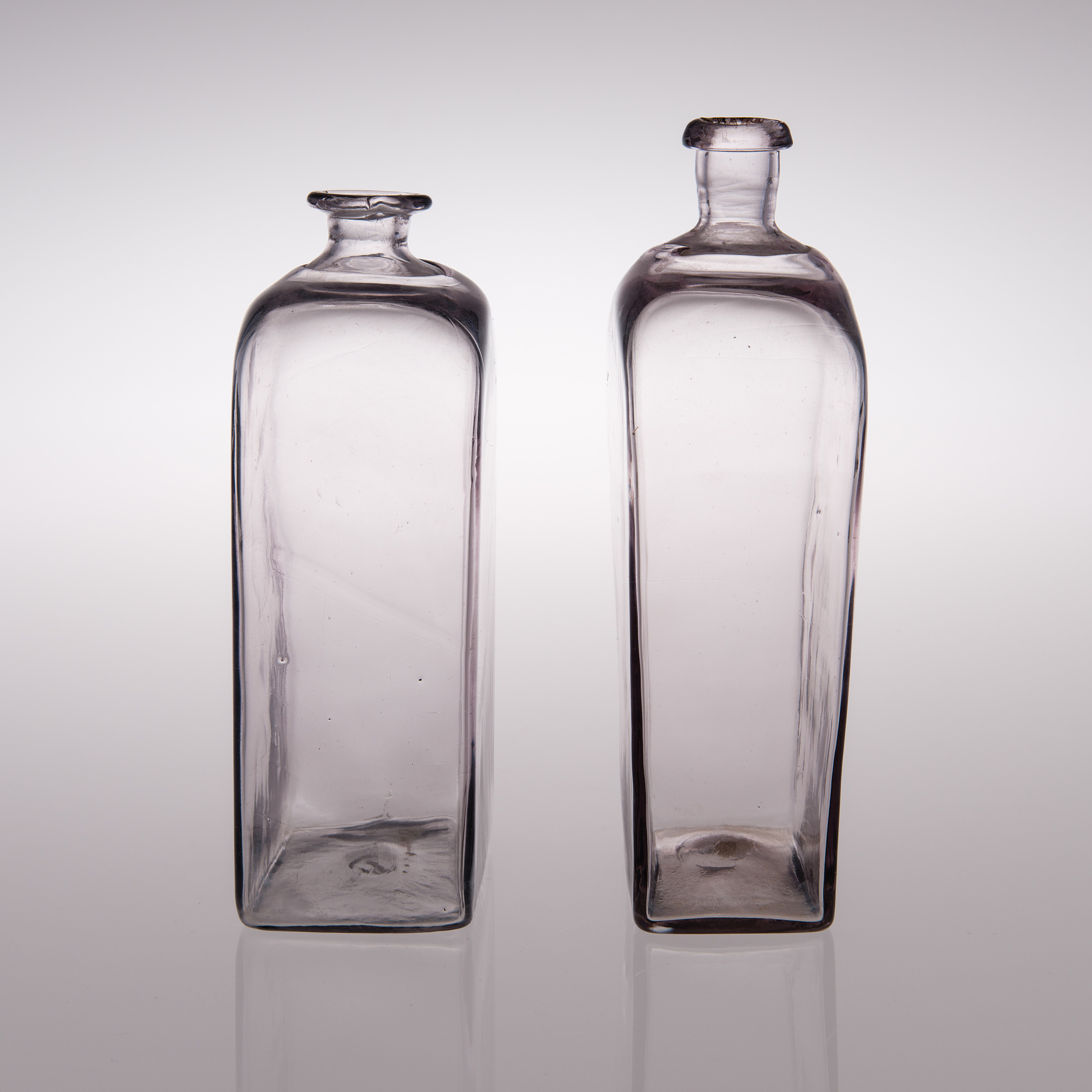 FLASKOR, 2 snarlika. 1800-tal. - Bukowskis