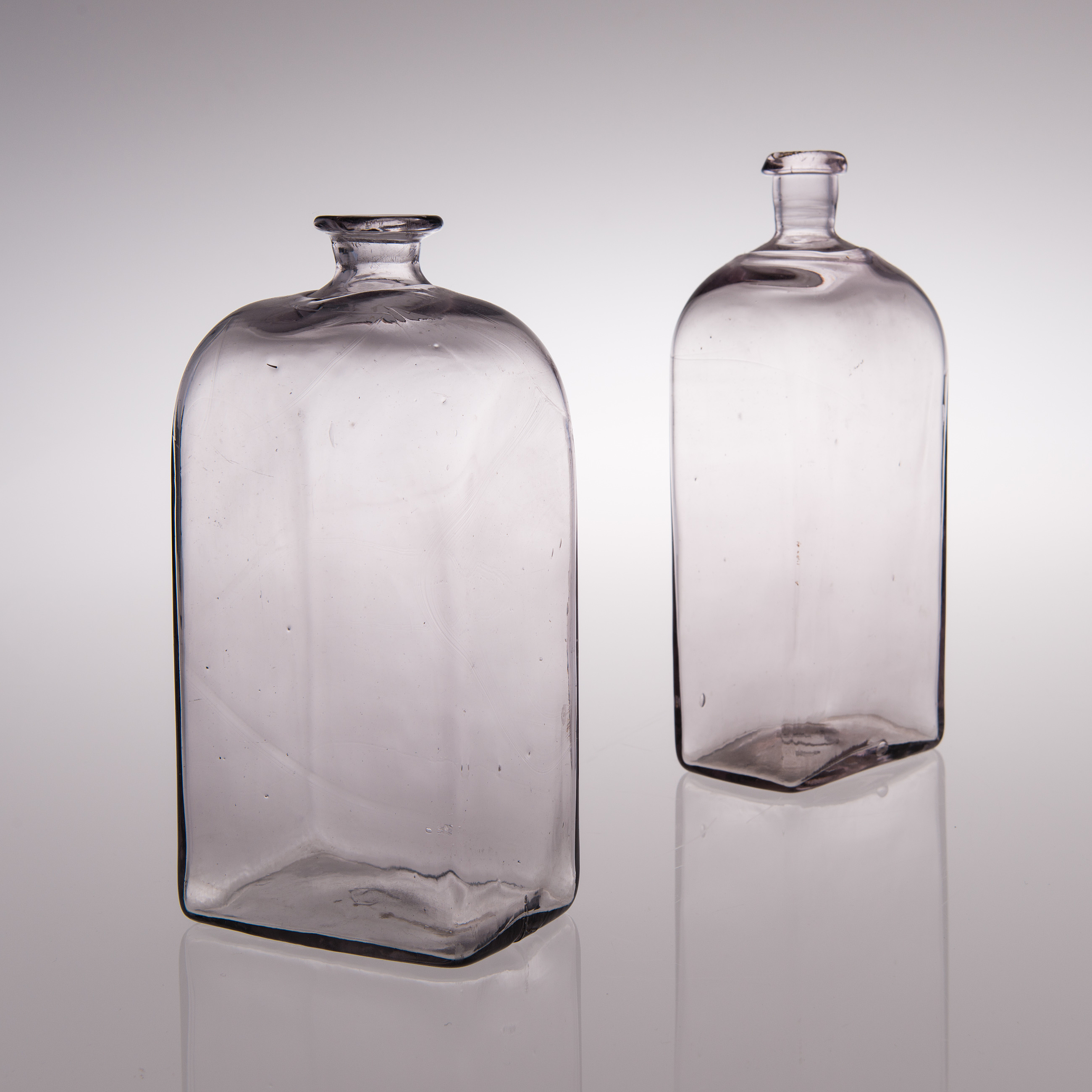 FLASKOR, 2 snarlika. 1800-tal. - Bukowskis