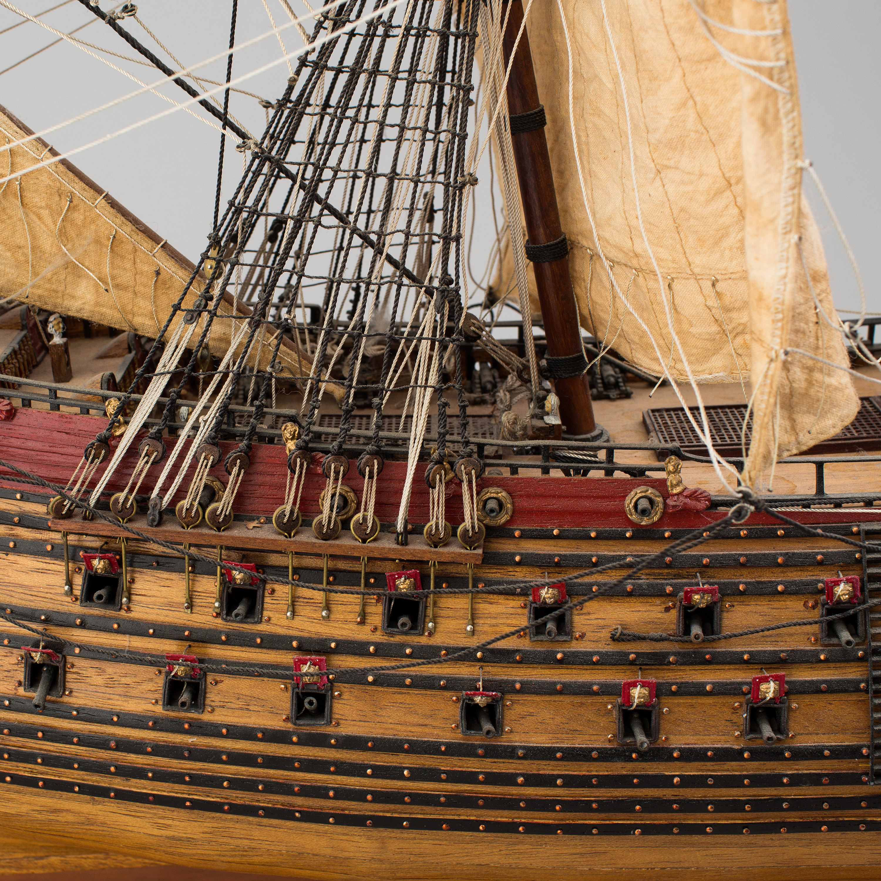 A late 20th century shipsmodel of the Wasa warship. - Bukowskis