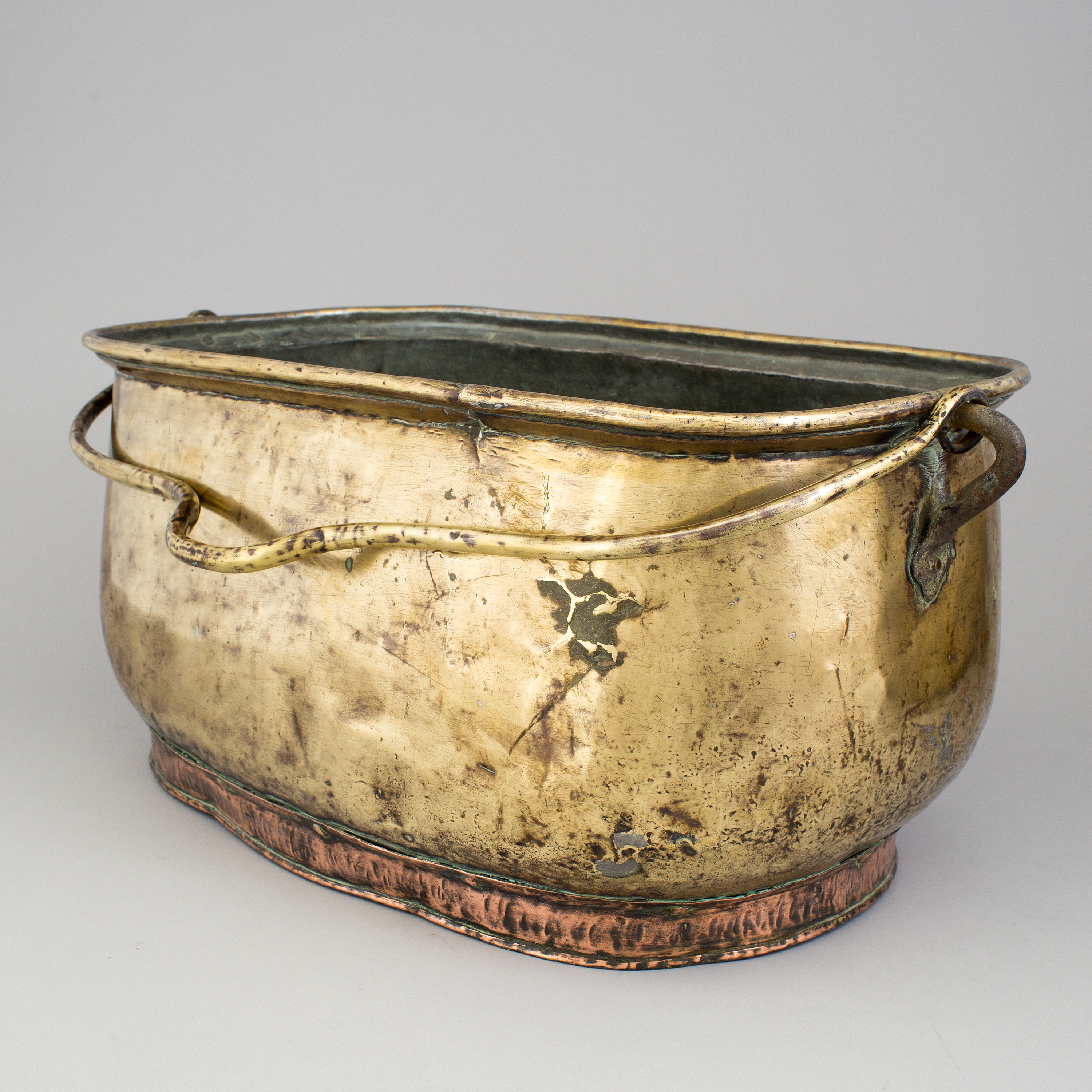 AN 18TH CENTURY BRASS CAULDRON. - Bukowskis