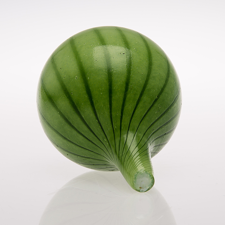 A glass sculpture by Oiva Toikka. Onion. Signed Oiva Toikka, Nuutajärvi ...