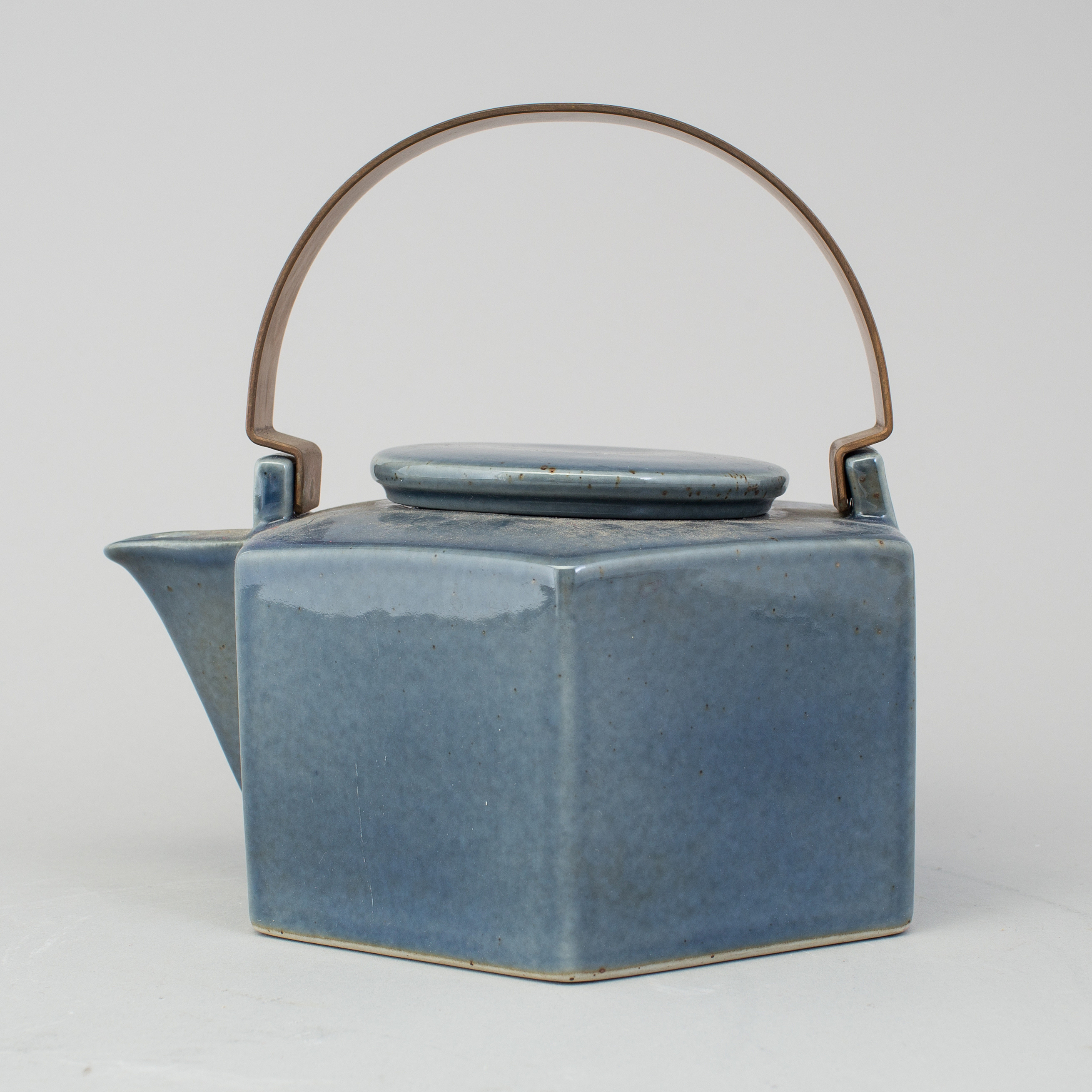 SIGNE PERSSON-MELIN, a six-sided teapot by Rörstrand. - Bukowskis