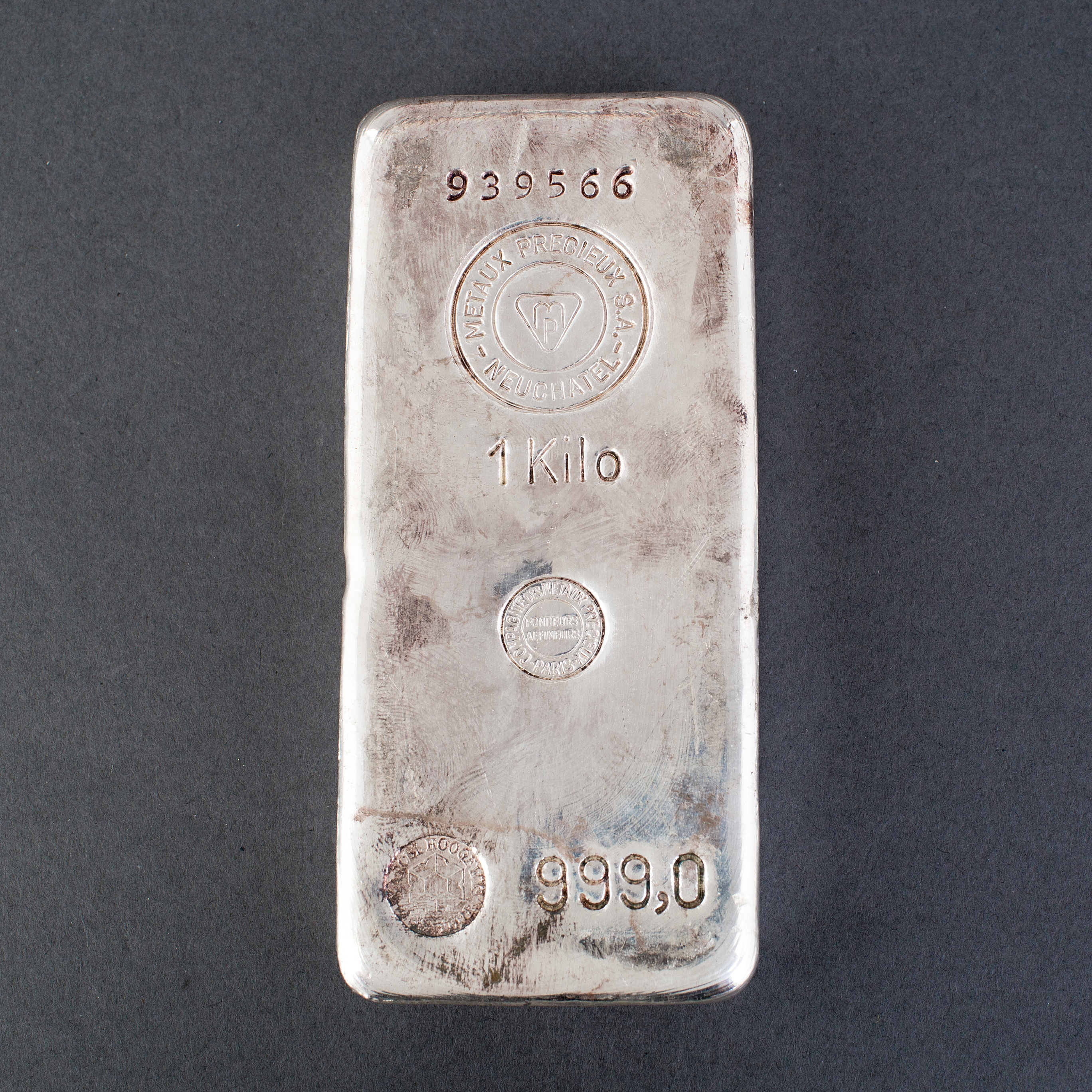 A fine silver 999,5 ingot from Switzerland. Weight ca 1 kg. - Bukowskis