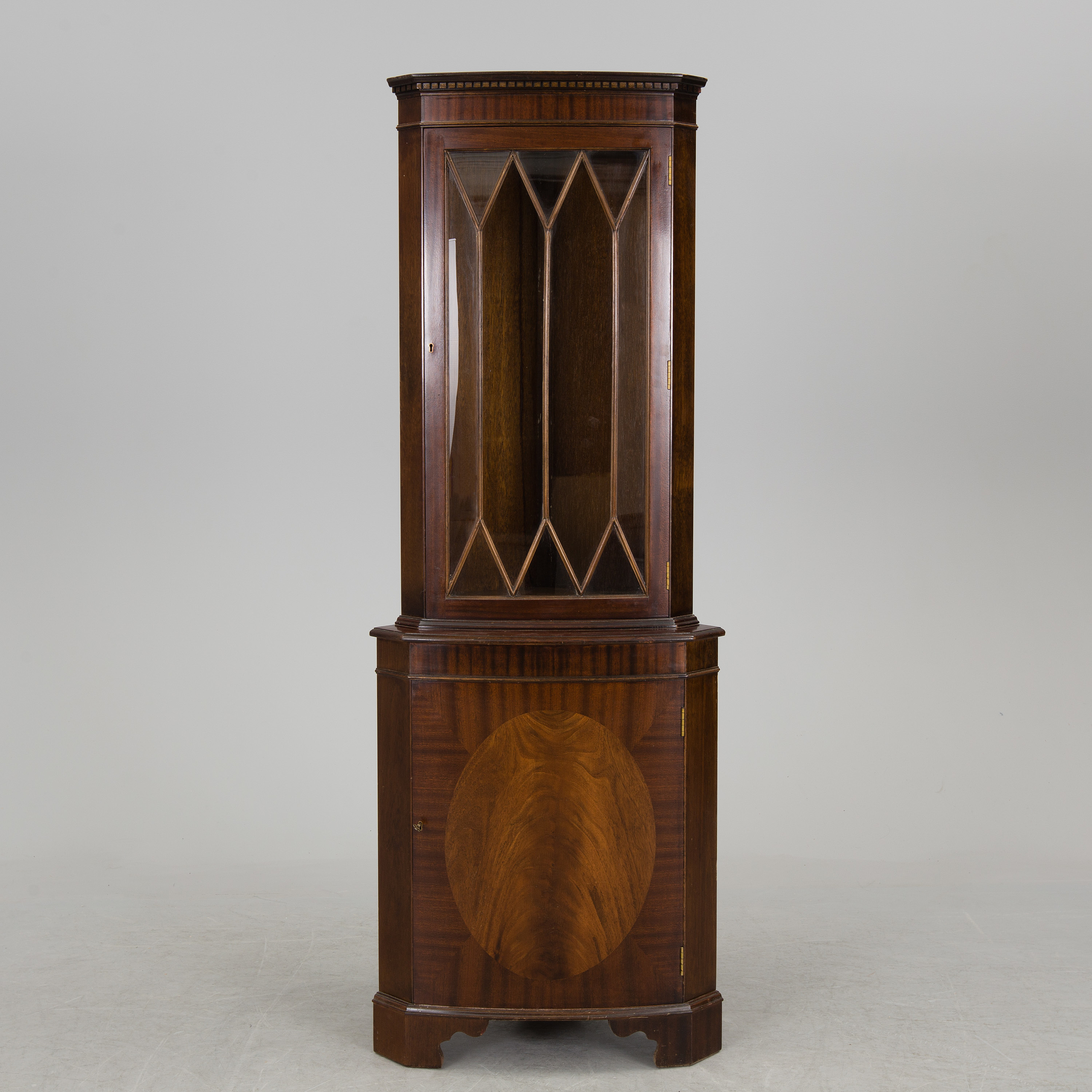 HÖRNSKÅP, 1900-talets andra hälft. - Bukowskis