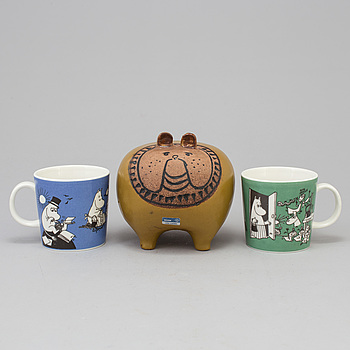 A Lisa Larson figurine for Gustavsberg and two mugs, Arabia. - Bukowskis