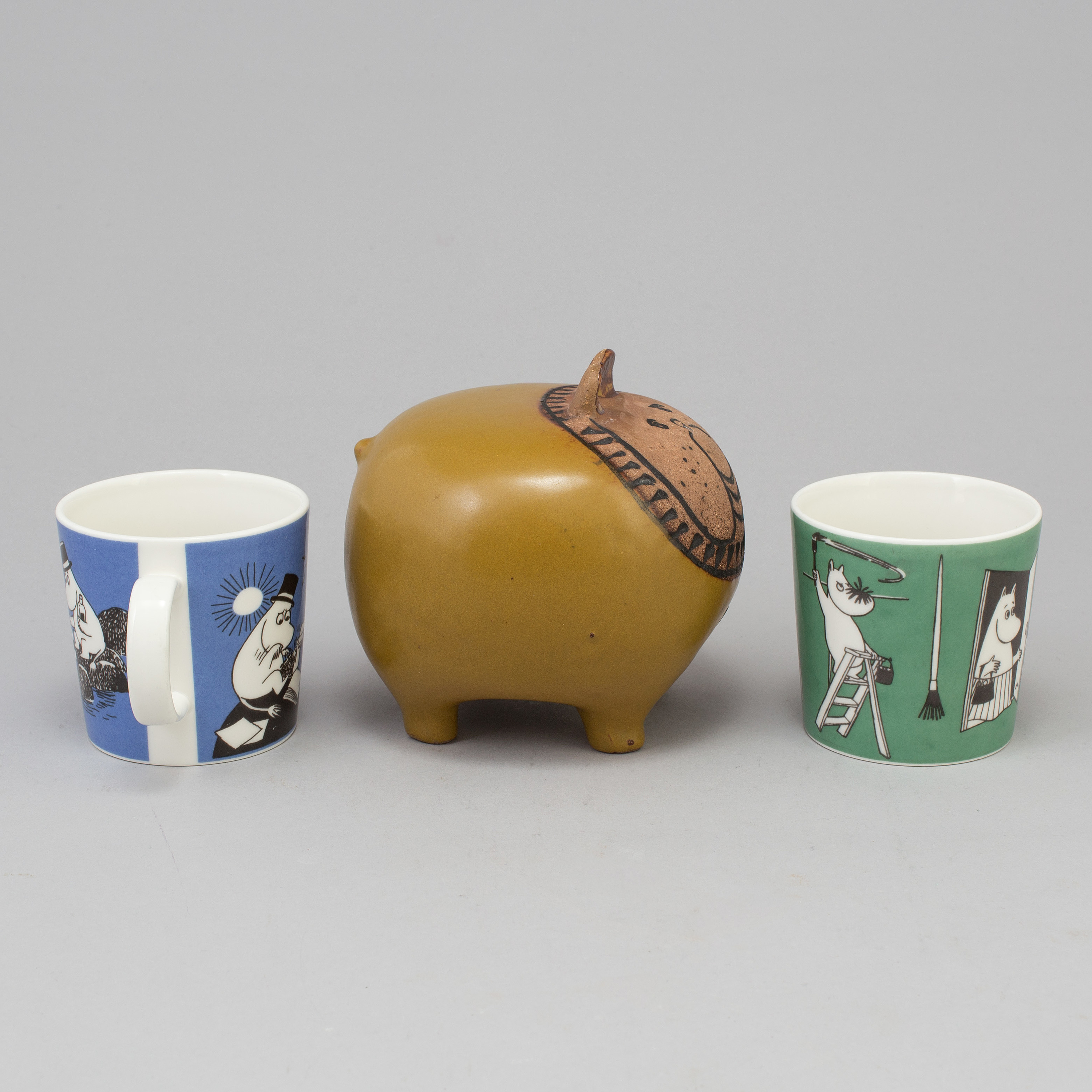 A Lisa Larson figurine for Gustavsberg and two mugs, Arabia. - Bukowskis