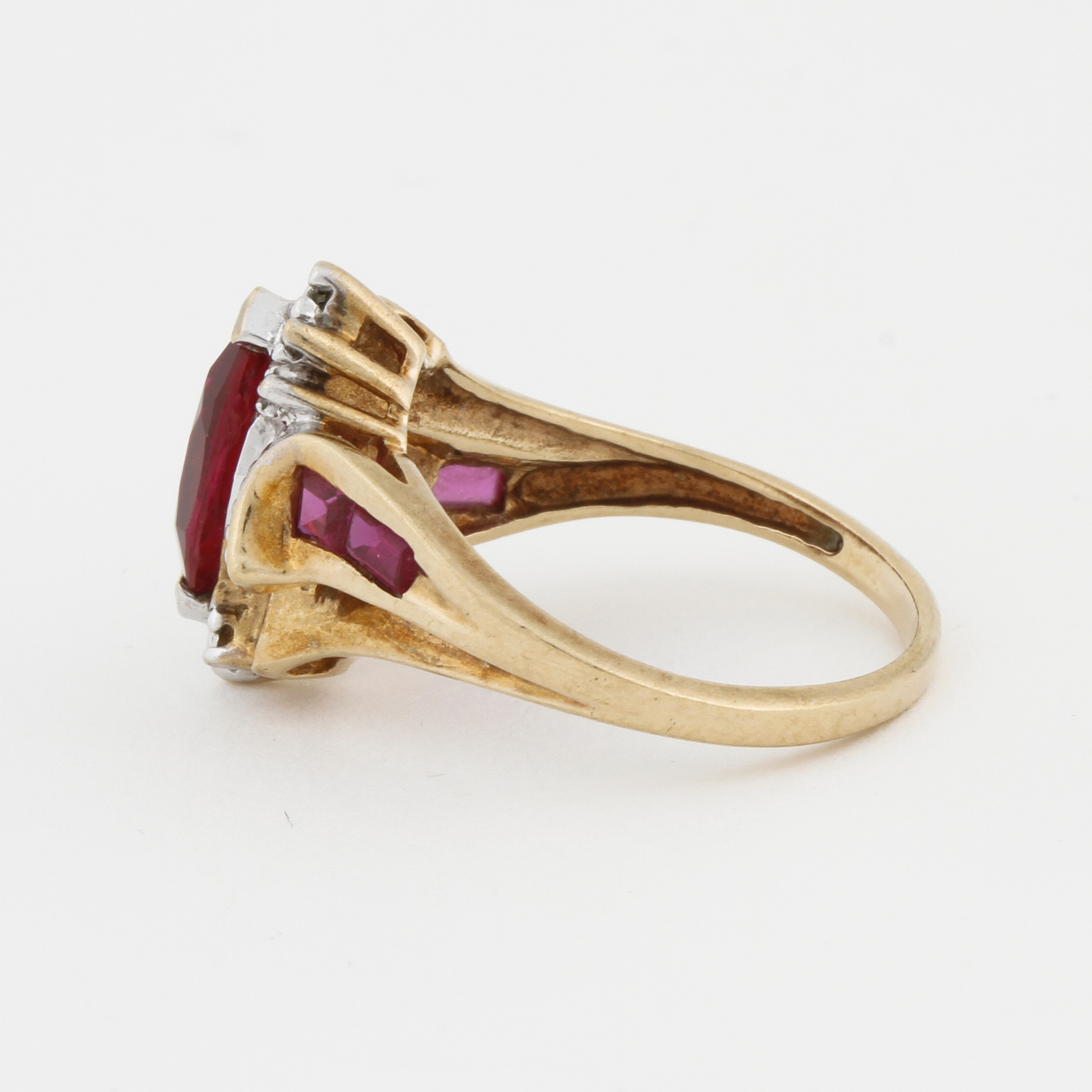 RING, med syntetisk rubin och åttkantslipade diamanter. - Bukowskis