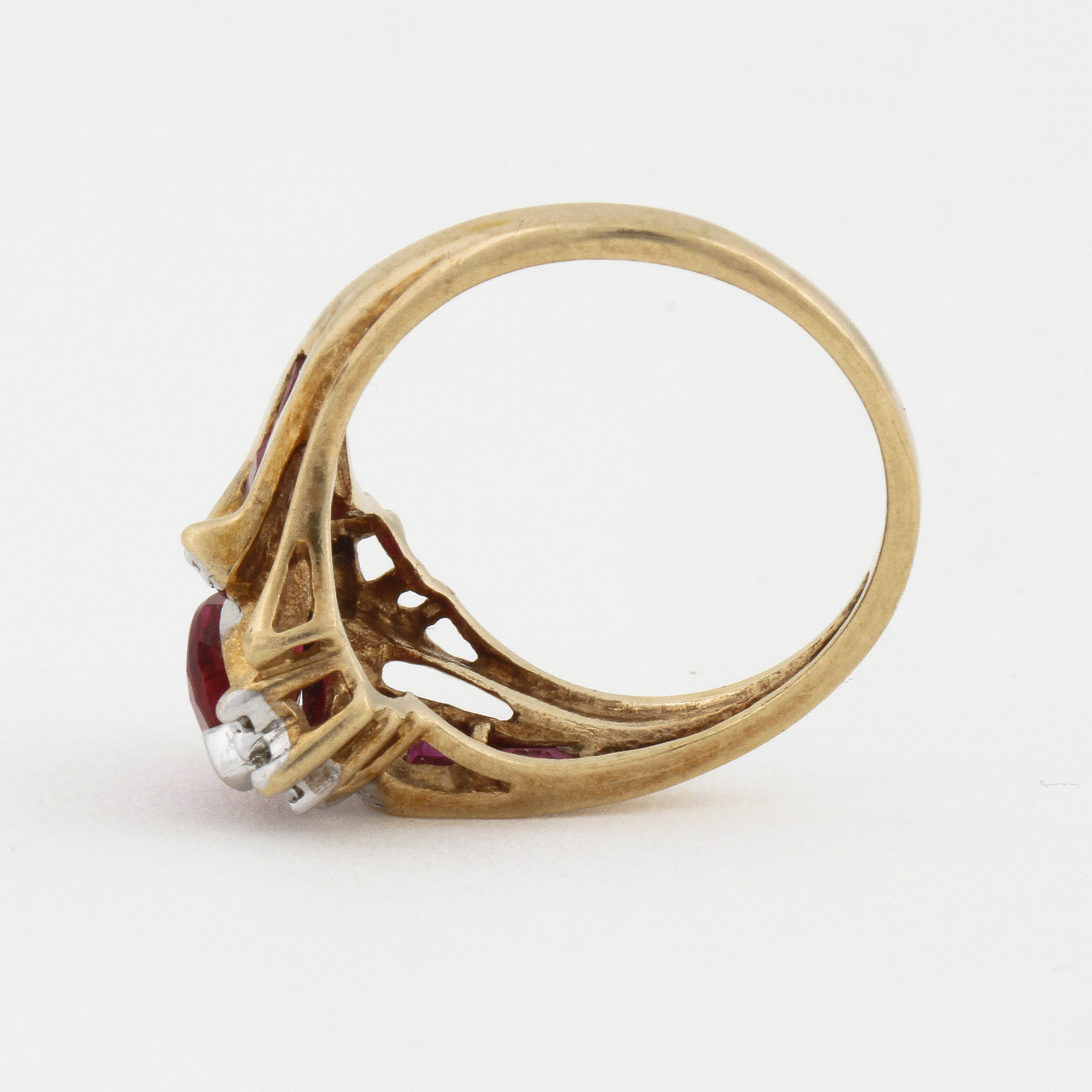 RING, med syntetisk rubin och åttkantslipade diamanter. - Bukowskis