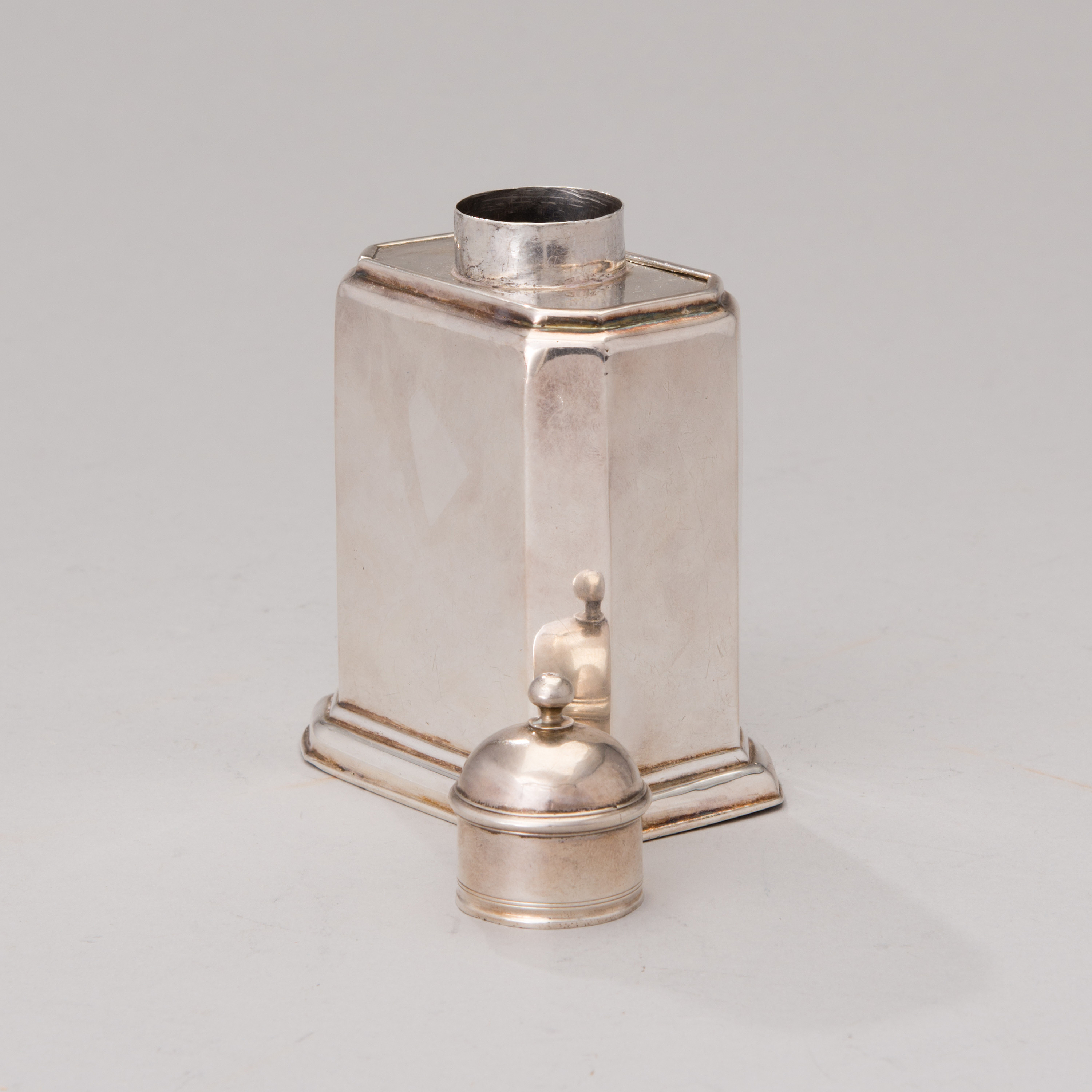 TEA CADDY, silver, John Farnell, London 1726. - Bukowskis