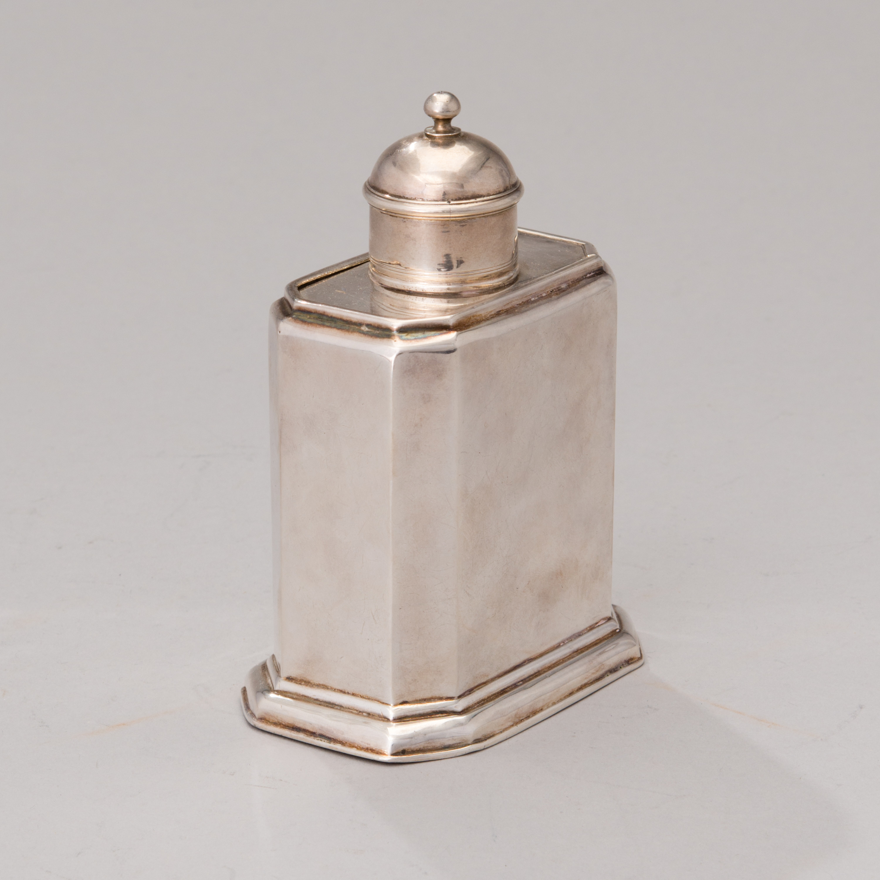 TEA CADDY, silver, John Farnell, London 1726. - Bukowskis