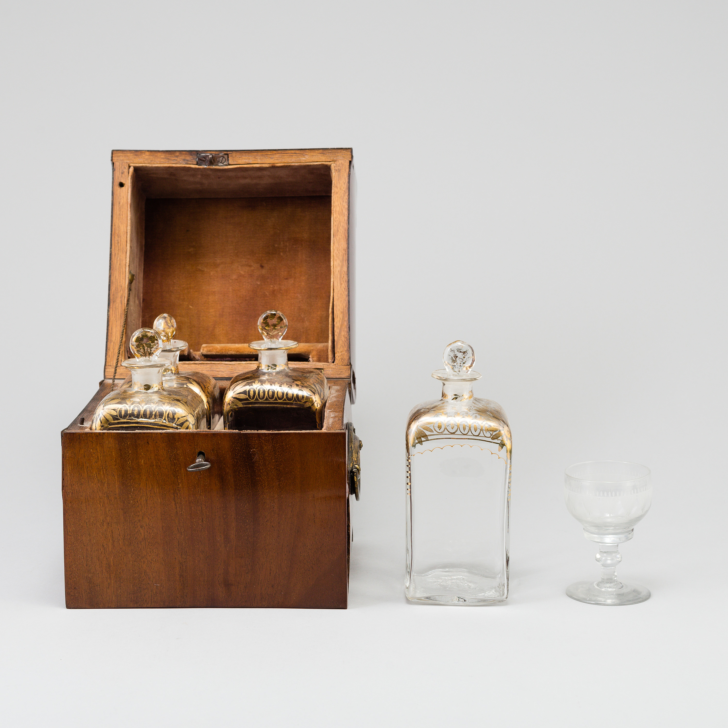 SCHATULL MED 4 FLASKOR & 1 GLAS, empire, 1800-talets andra kvartal ...