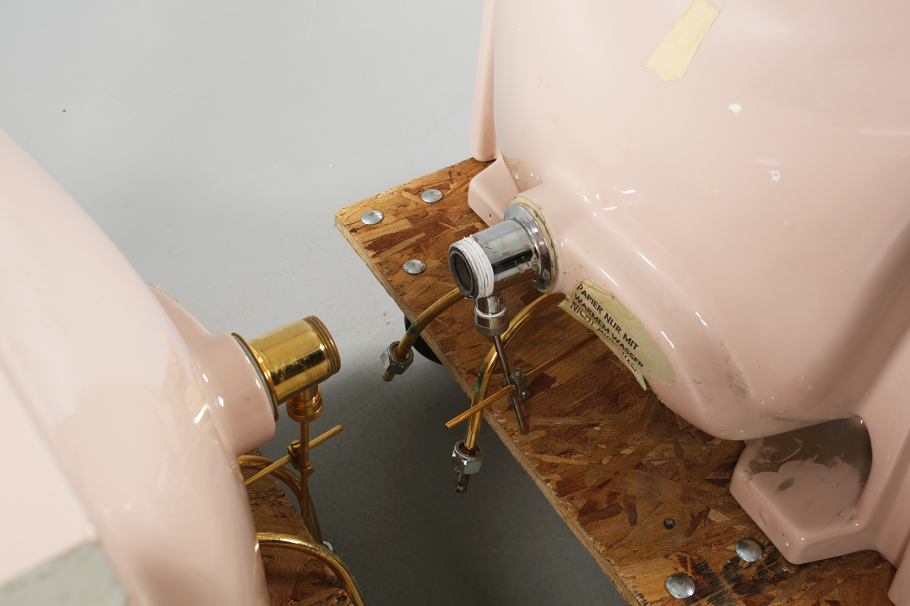 A pair of 1970/80s bathroom sink units in porcelain. - Bukowskis