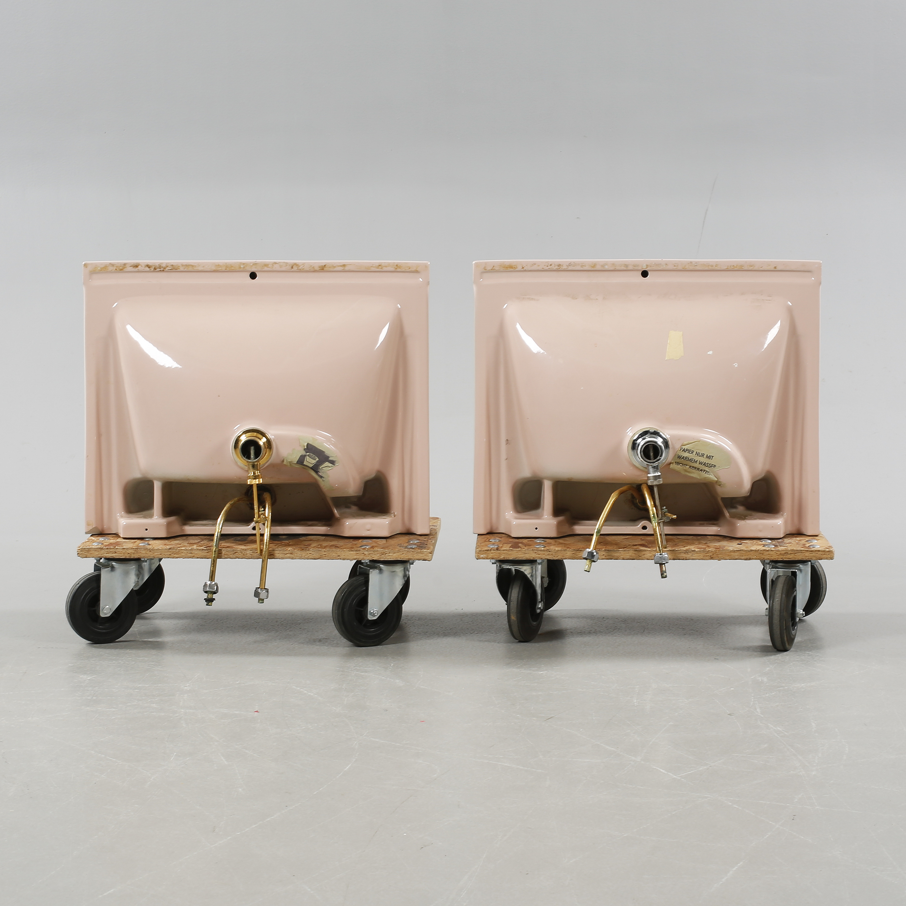 A pair of 1970/80s bathroom sink units in porcelain. - Bukowskis