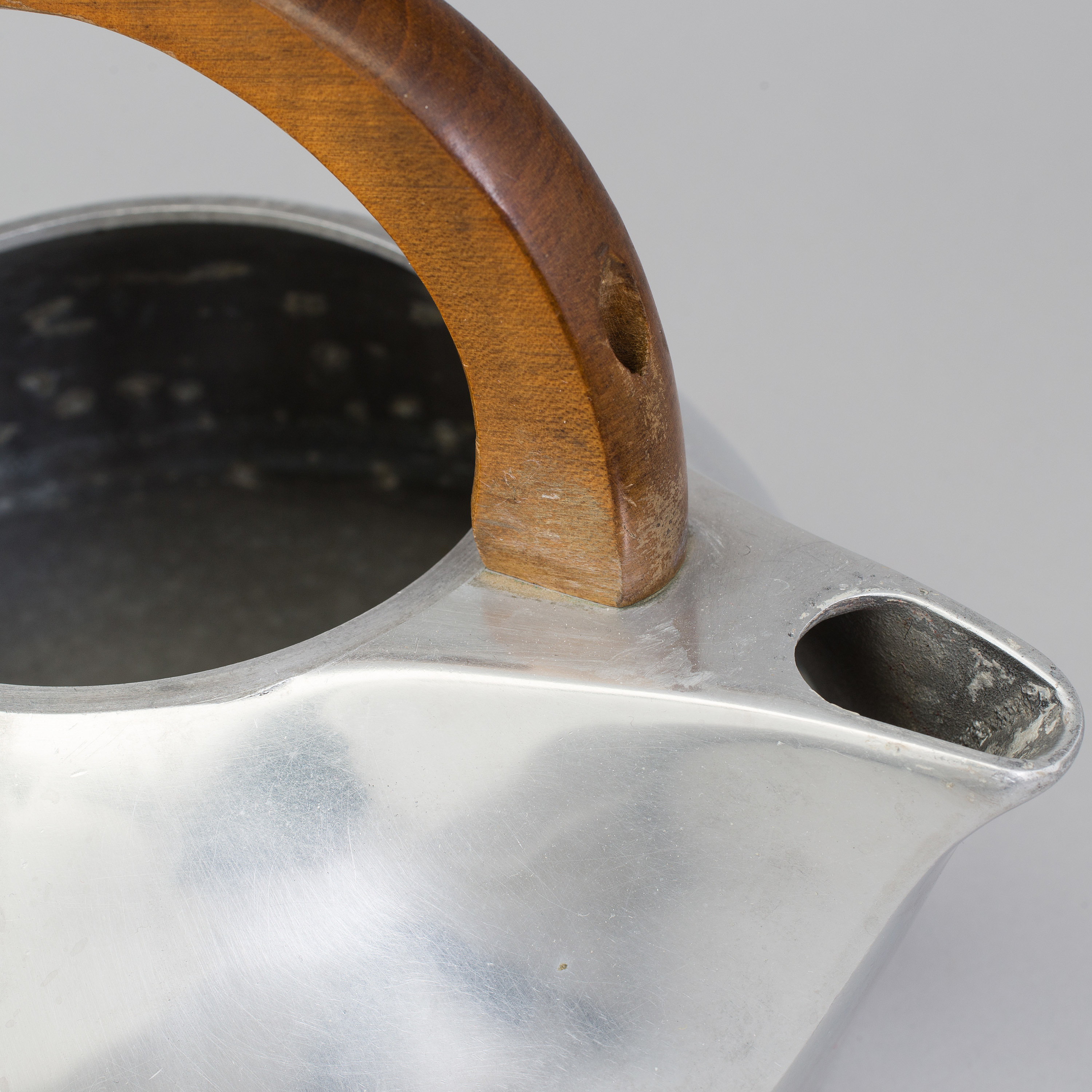 TEKANNA, vitmetall och trä, England, 1900-talets mitt. - Bukowskis